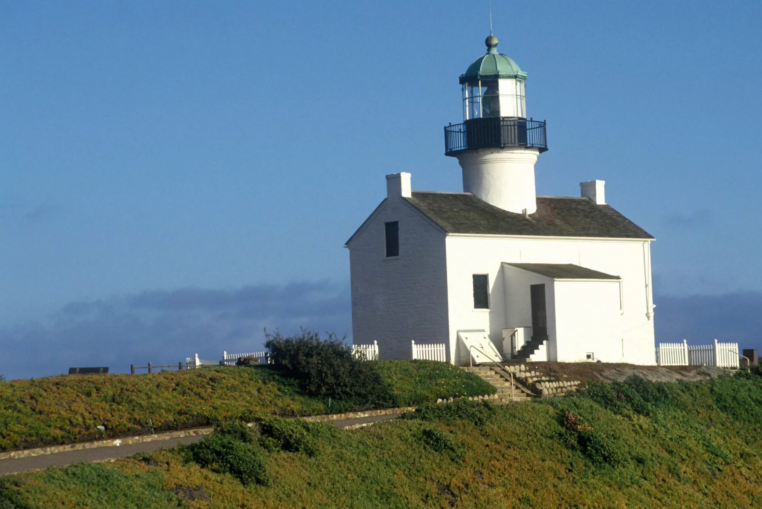 Old Point Loma Lighthouse at Cabrillo National Monument in Point Loma, San Diego, CA (Setšoantšo ka: Joe Sohm/Visions of America/Universal Images Group ka Getty Images)