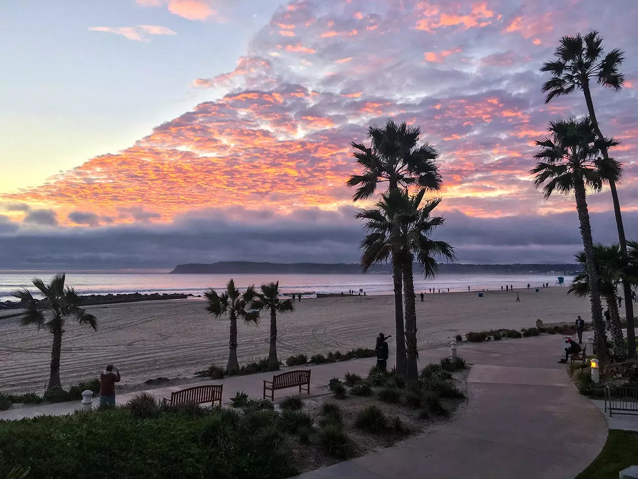 Sunset op Coronado Island Beach, Kalifornje, Feriene Steaten. Foto troch anouchka / Getty Images