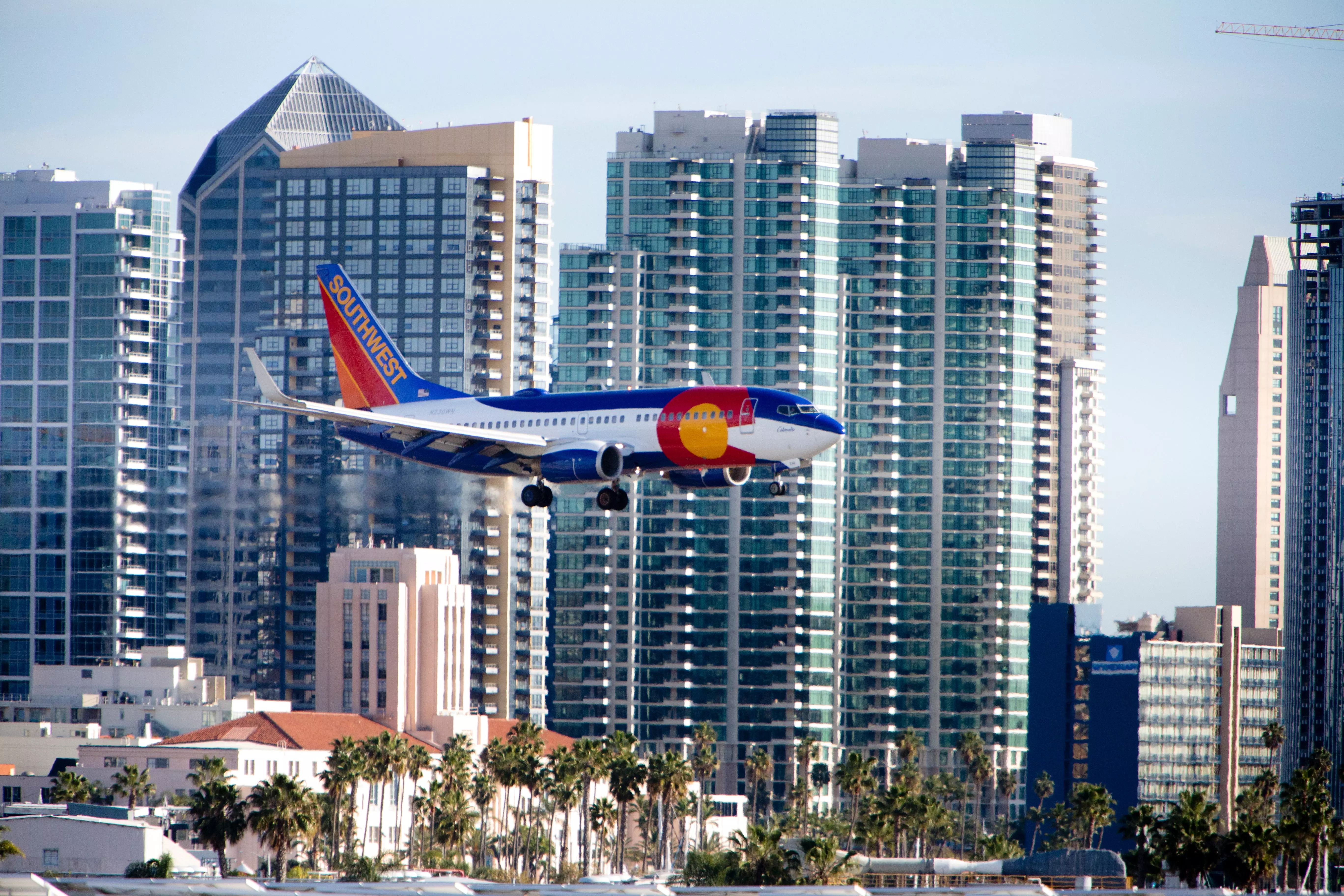 (ZNEMČIJA) Boeing 737 družbe Southwest Airlines se približuje Lindbergh Fieldu z visokimi vzponi obzorja San Diega v ozadju. (Foto Dünzl/ullstein bild preko Getty Images)