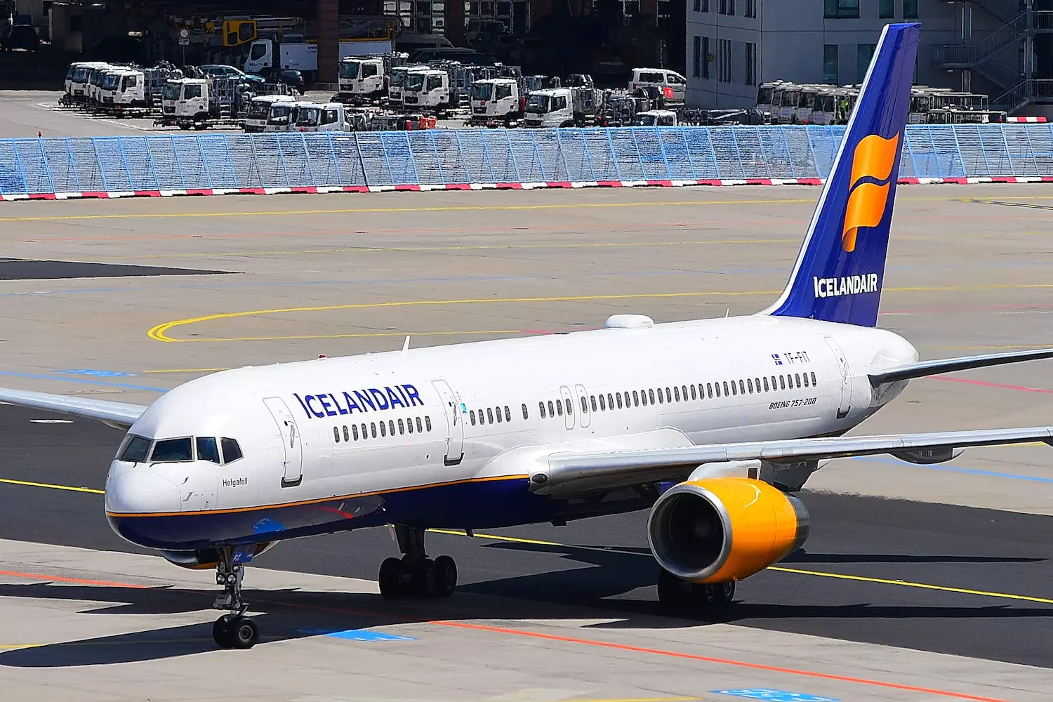 Icelandair Boeing 757-200 pesawat di bandara Frankfurt