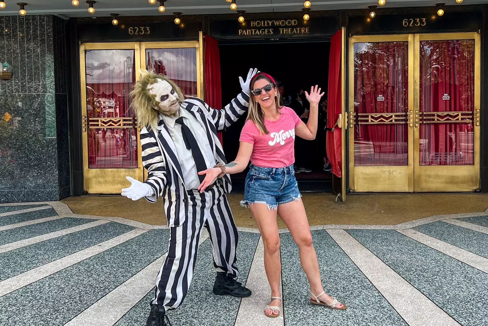 Tarah ថតជាមួយ Beetlejuice