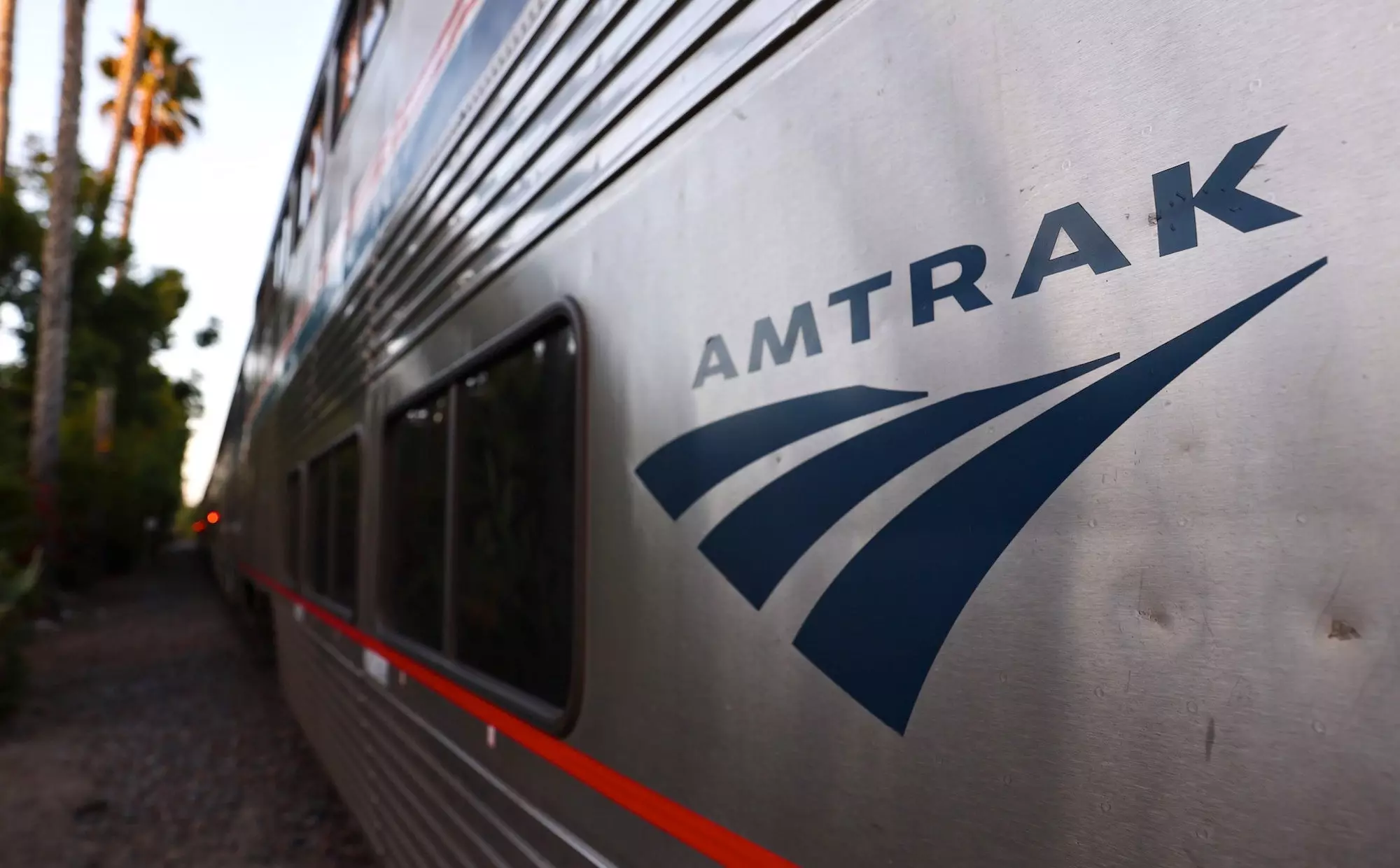 Amtrak merki á hlið lestar í Kaliforníu