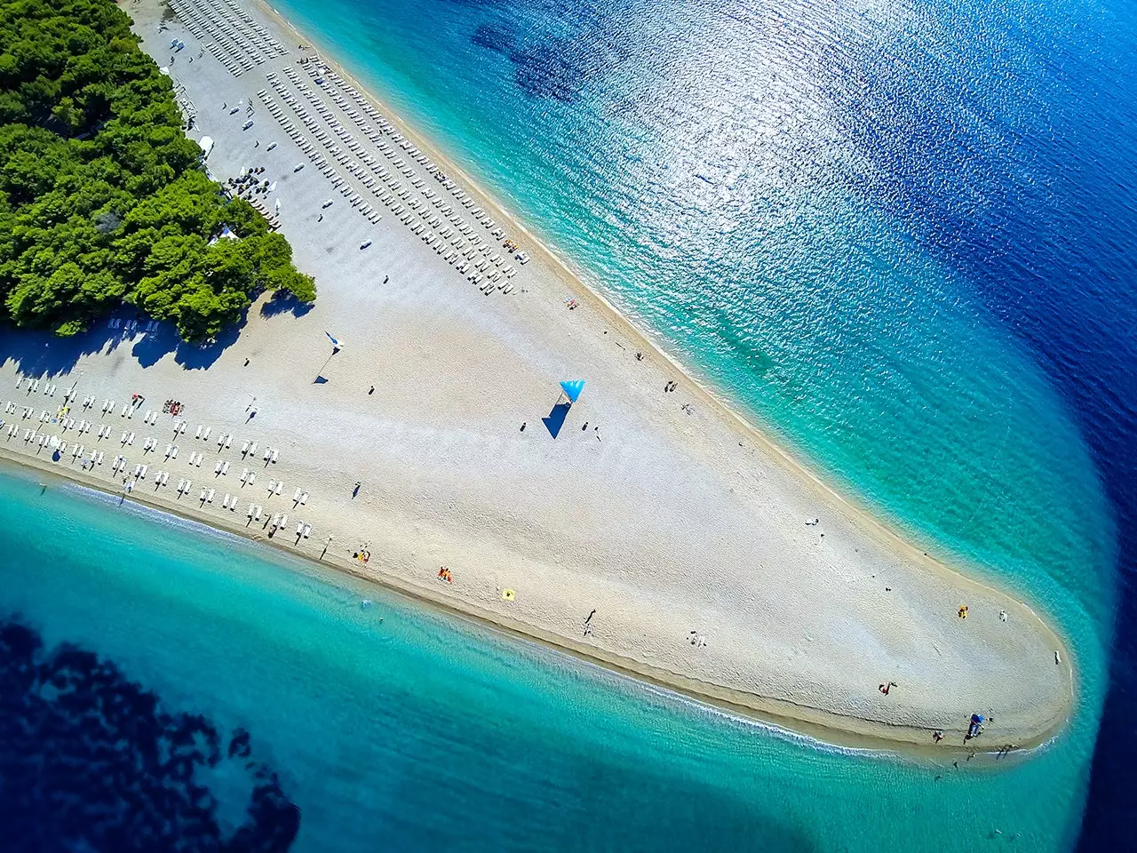 Zlatni kalamush plyaji, Bol, Brac oroli, Dalmatiya, Xorvatiya. (Mbbirdy / Getty Images surati)