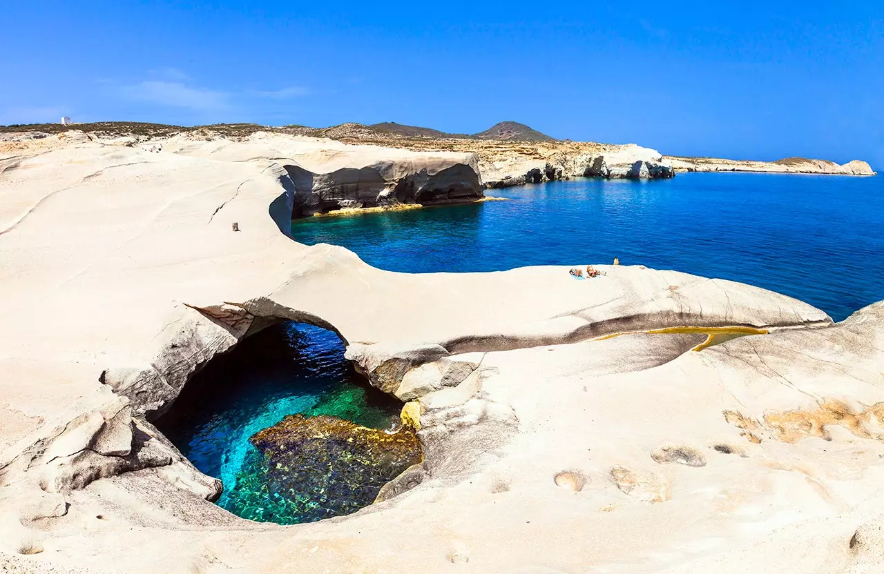 Spiaggia di Sarakiniko, Grecia. (Photo by Freeartist / Getty Images)