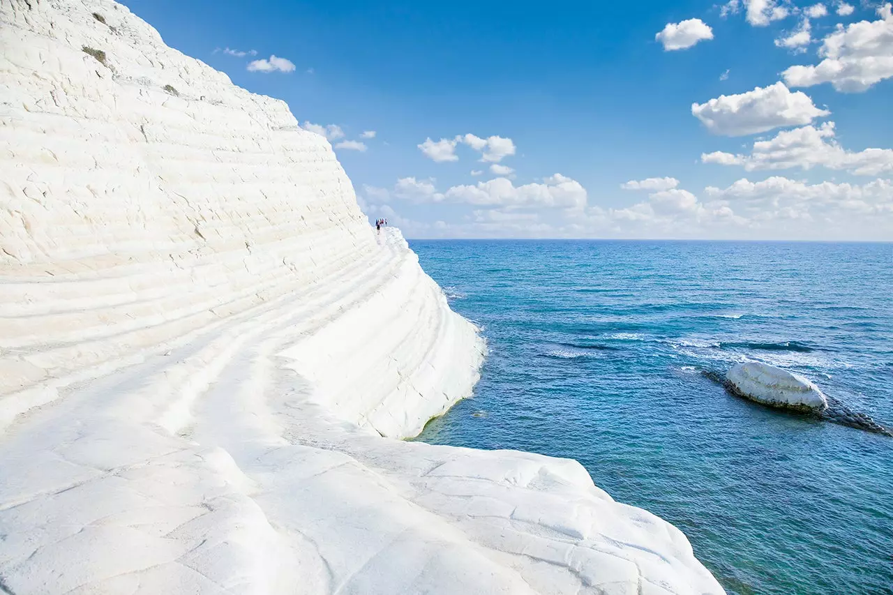 Puam dawb. Scala dei Turchi ntawm Sicily, Ltalis. (Duab los ntawm master2 / Getty Images)