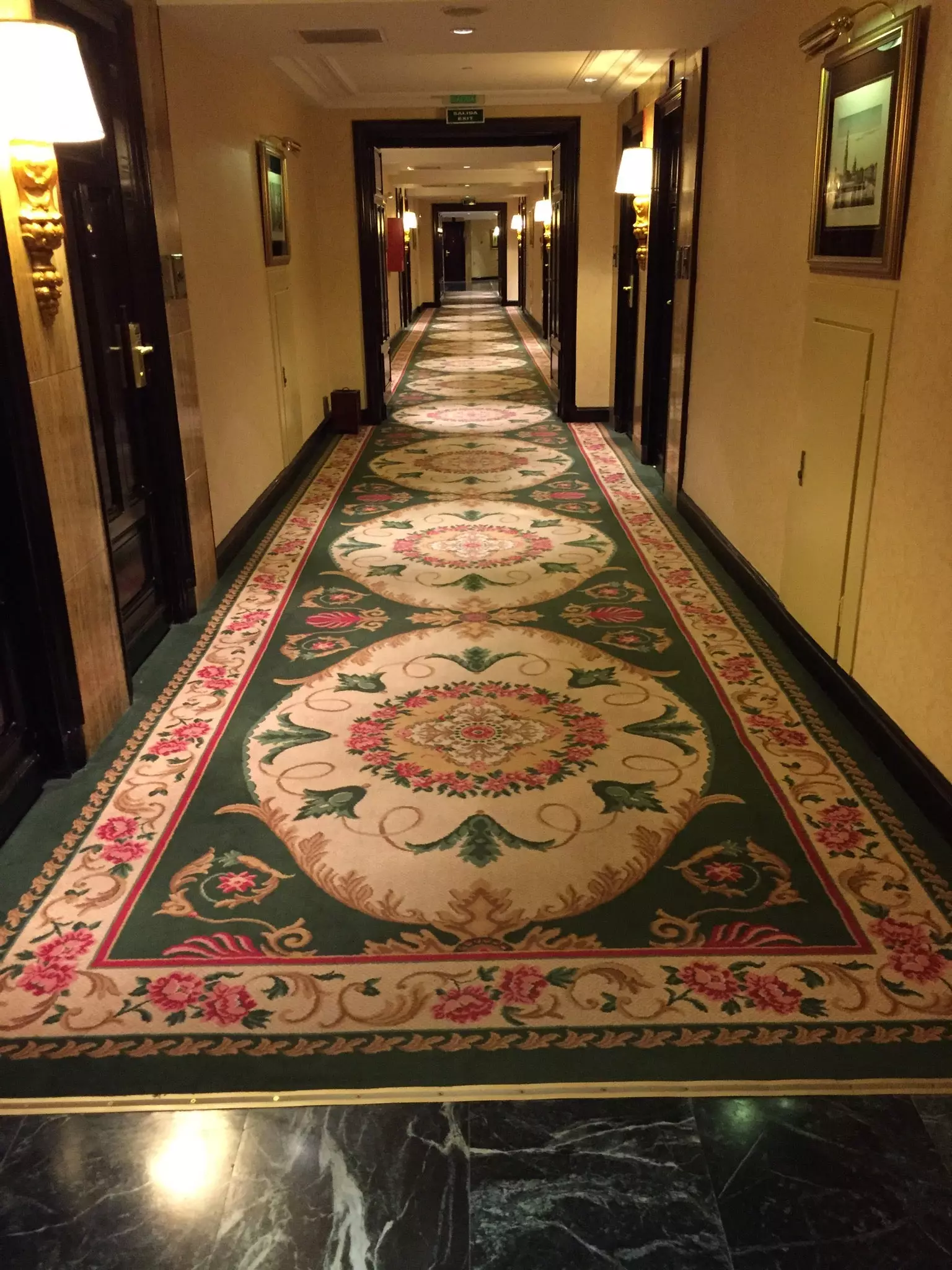 Hallway ni Westin Palace Madrid