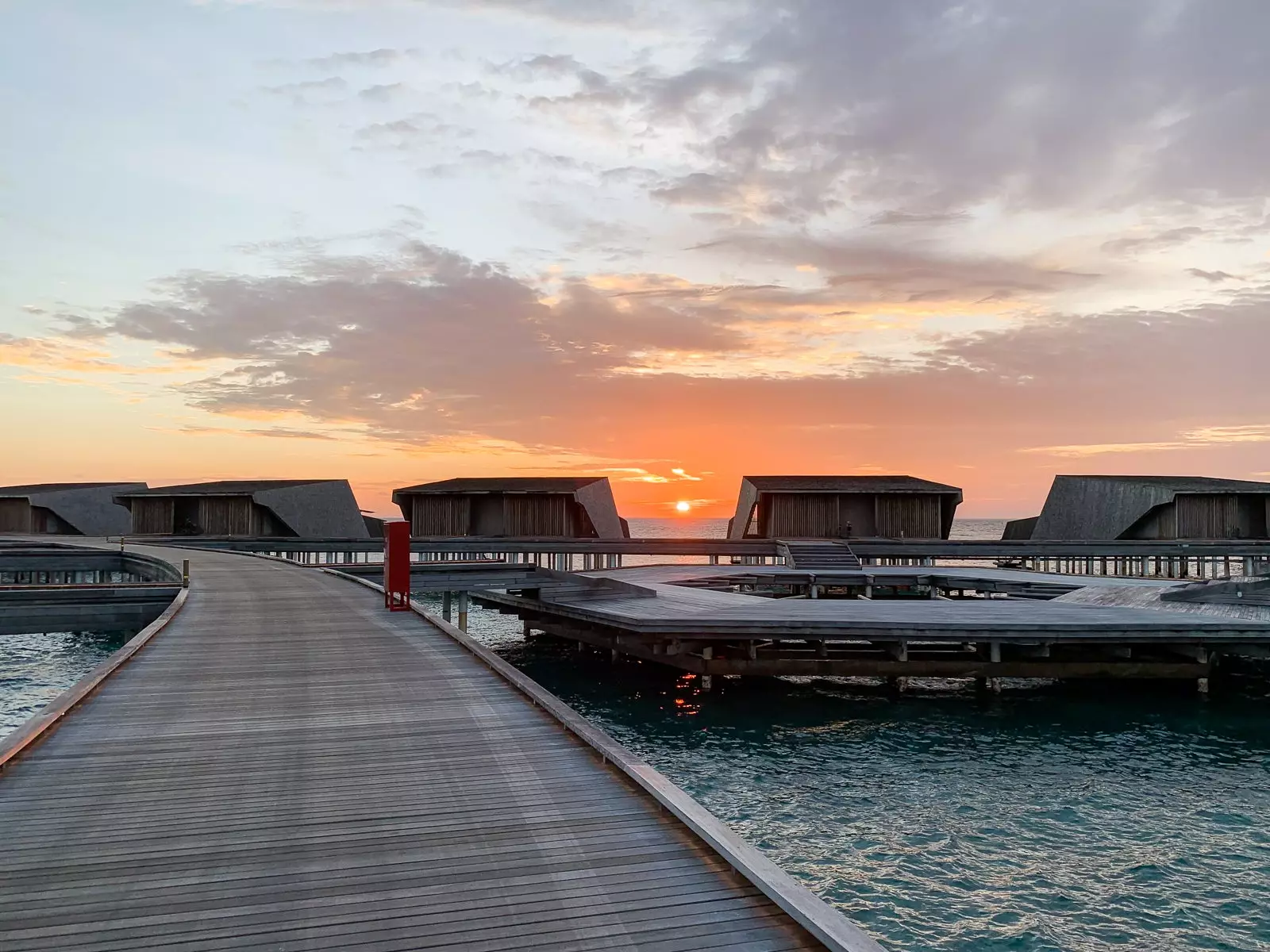 Podes usar esta bonificación para conseguir unha estadía no St. Regis Maldives, onde vistas como esta son habituales. (Foto de Ethan Steinberg/The Points Guy)