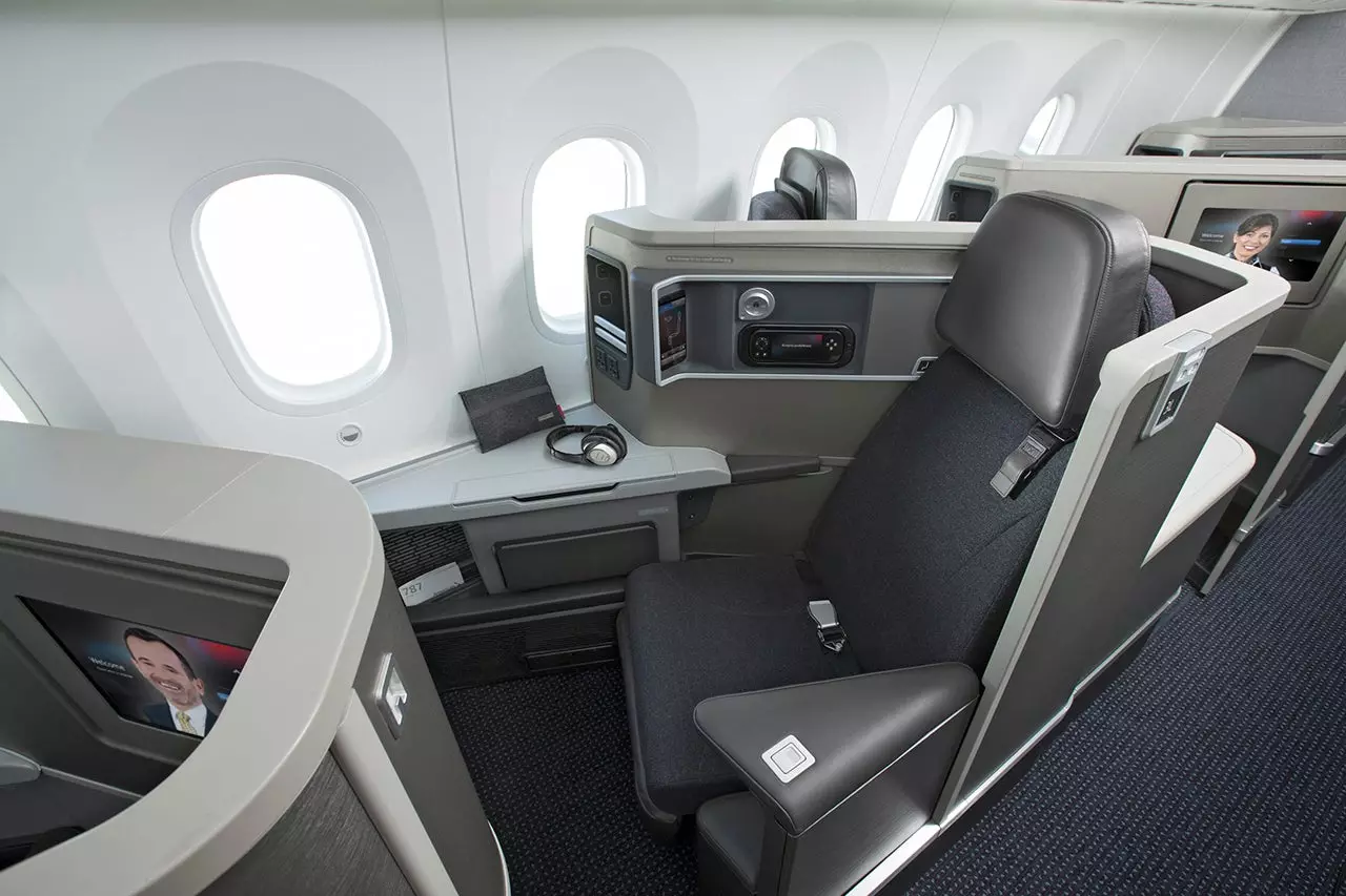 Business-luokan istuimet American Airlinesin Boeing 787-8:ssa.