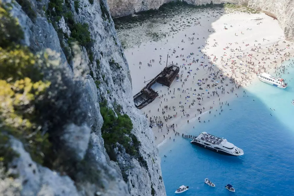 Quang cảnh con tàu đắm ở Zakynthos. Hình ảnh được cung cấp bởi NurPhoto qua Getty Images.