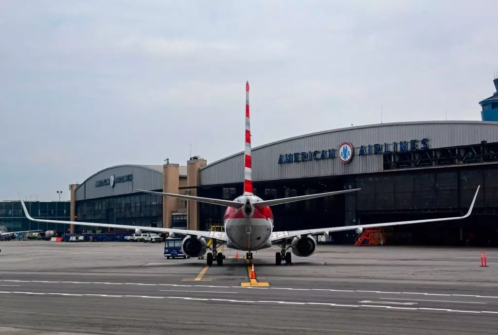 Aviadilo sidas sur la tarmako antaŭ hangaro de American Airlines en flughaveno La Guardia en Novjorko en la Tago de Sendependeco la 4-an de julio 2018. (Foto de Eva HAMBACH / AFP) (Fotokredito devus legi EVA HAMBACH/AFP/Getty Images)