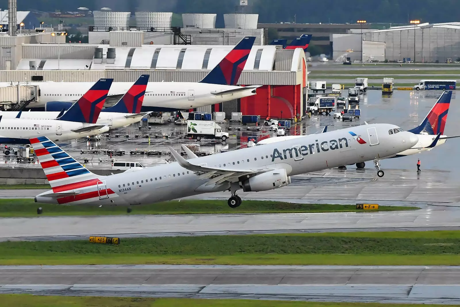 American Airlines na Delta huondoa ada nyingi za mabadiliko na zaidi