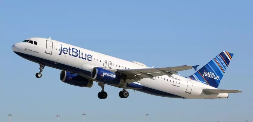 Fort Lauderdale, Iunaite Setete - Fepuari 17, 2016: A Jetblue Airways Airbus A320 ma le resitalaina N595JB e alu ese mai Fort Lauderdale Airport (FLL) i le Iunaite Setete. O le Jetblue ose kamupani va'alele taugofie a Amerika ma o le lona lima o kamupani va'alele tele i Amerika ma lona laumua i Niu Ioka.