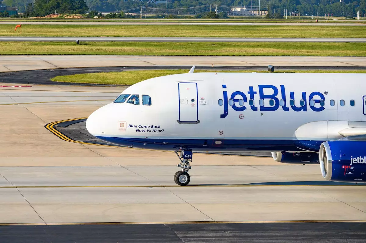 Ob daim npav JetBlue tau nce ntxiv nyiaj tshwj xeeb