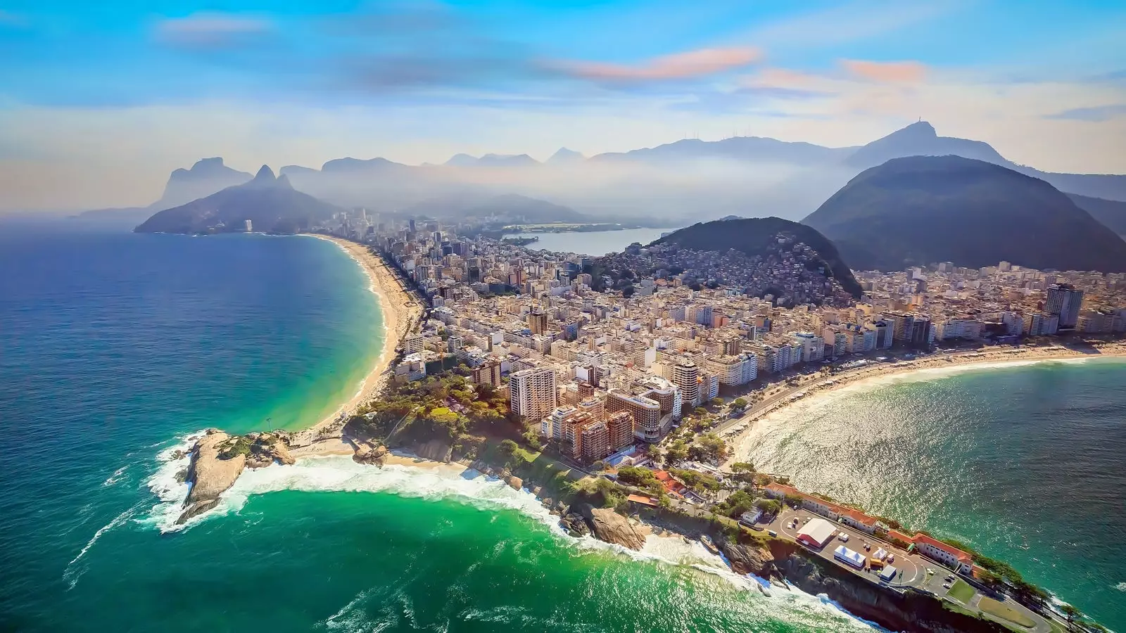 Kopakabanas pludmale un Ipanema pludmale Riodežaneiro. (Fotogrāfijas autors: f11photo/Getty Images)