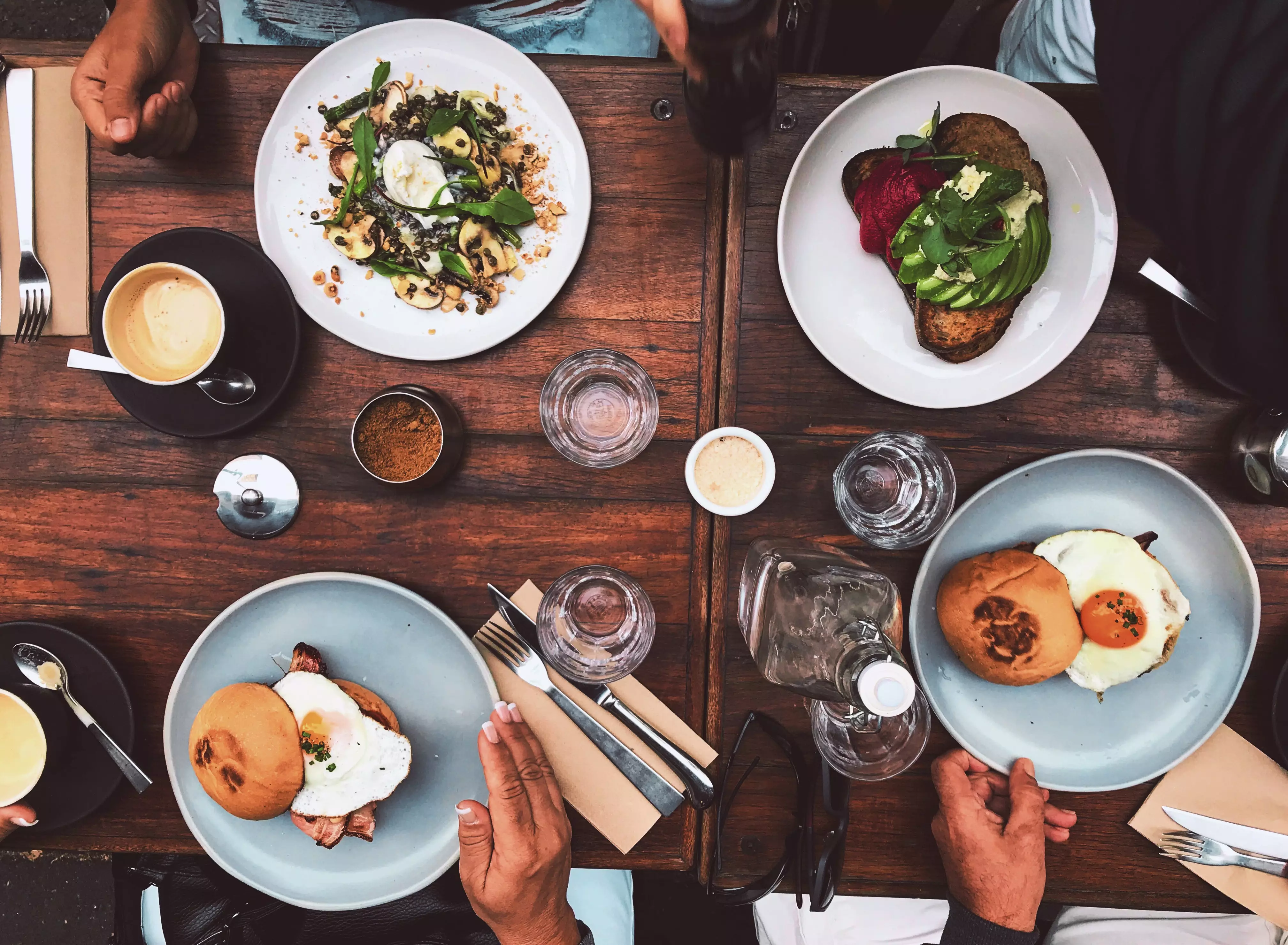 Wanneer jy uiteet, maak seker dat jy 'n kaart met 'n bonus vir restaurantaankope gebruik. Foto deur Matheus Frade op Unsplash.