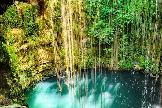 In cenote by Chichen Itza. Foto troch Shutterstock.