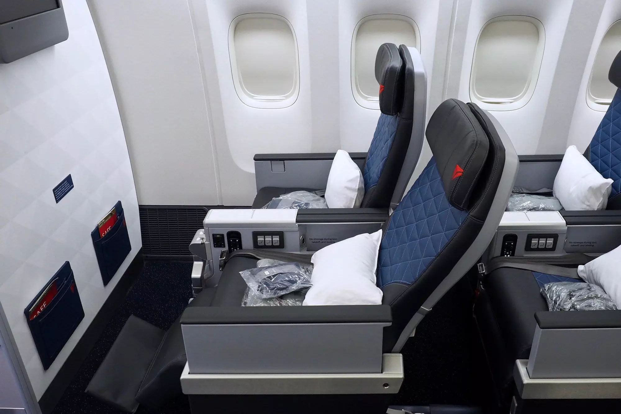 Delta Premium Select ar fwrdd Boeing 777 wedi'i ôl-ffitio