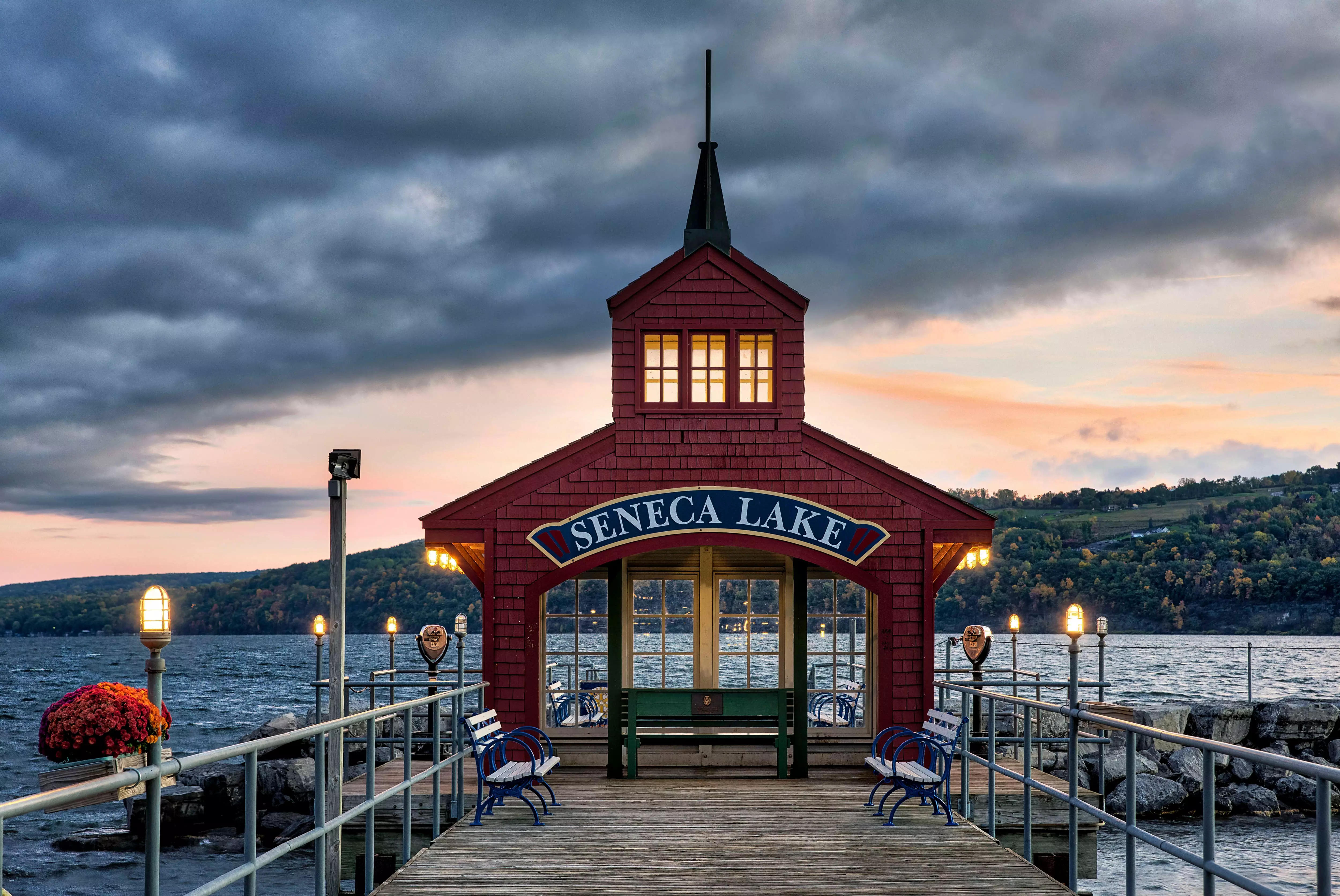 WATKINS GLEN, NEW YORK, สหรัฐอเมริกา - 2015/10/09: เรือนแพริมทะเลสาบเซเนกาตอนพลบค่ำ (ภาพถ่ายโดย John Greim / LightRocket ผ่าน Getty Images)