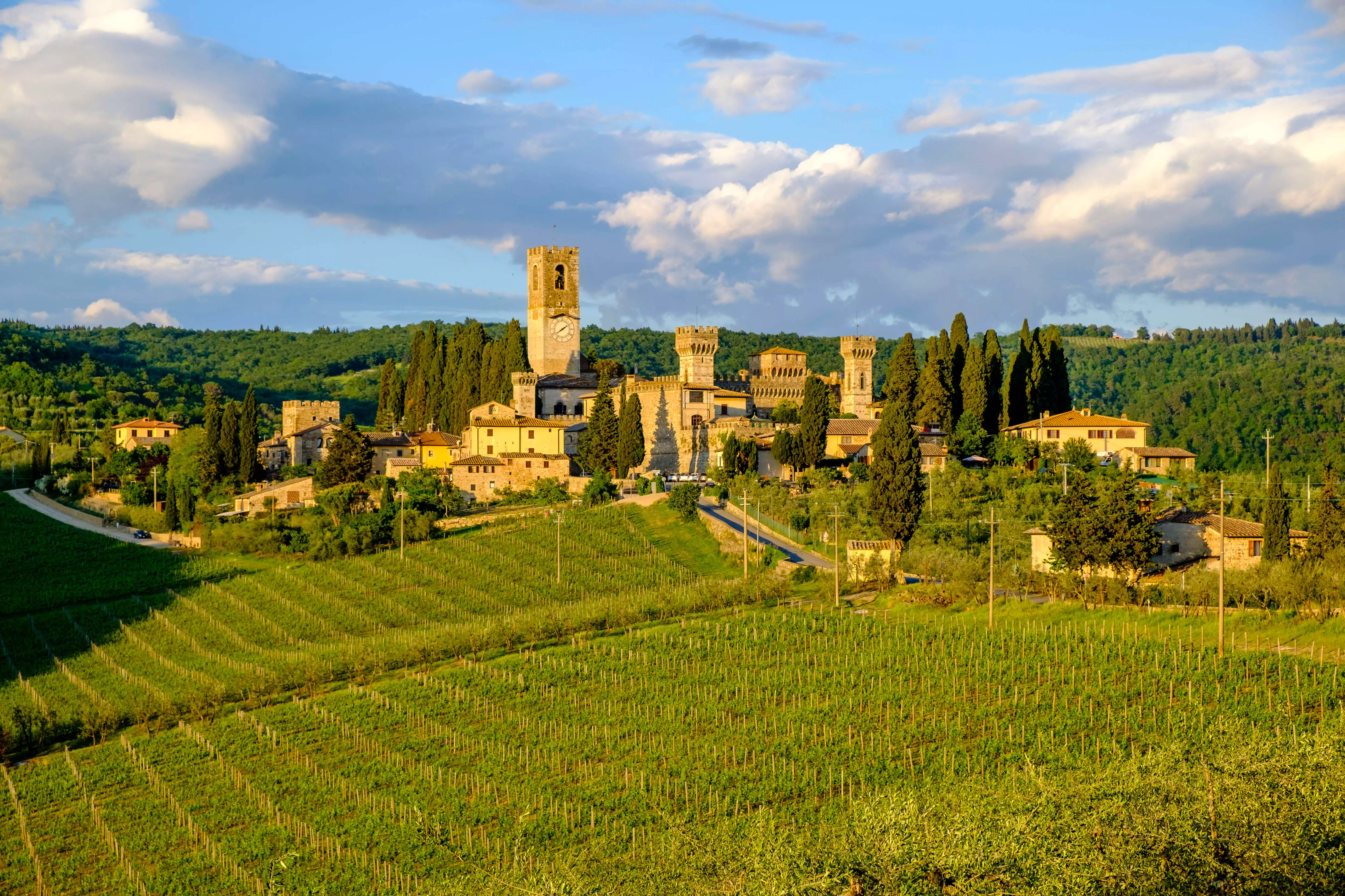 BADIA A PASIGNANO, TUSCANY, ITALY - 2017/05/15: Awọn ile okuta ti abule kekere ati Abbazia (Abbey), monastery, wa laarin awọn ọgba-ajara nla ni Chianti. (Fọto nipasẹ Frank Bienewald/LightRocket nipasẹ Getty Images)