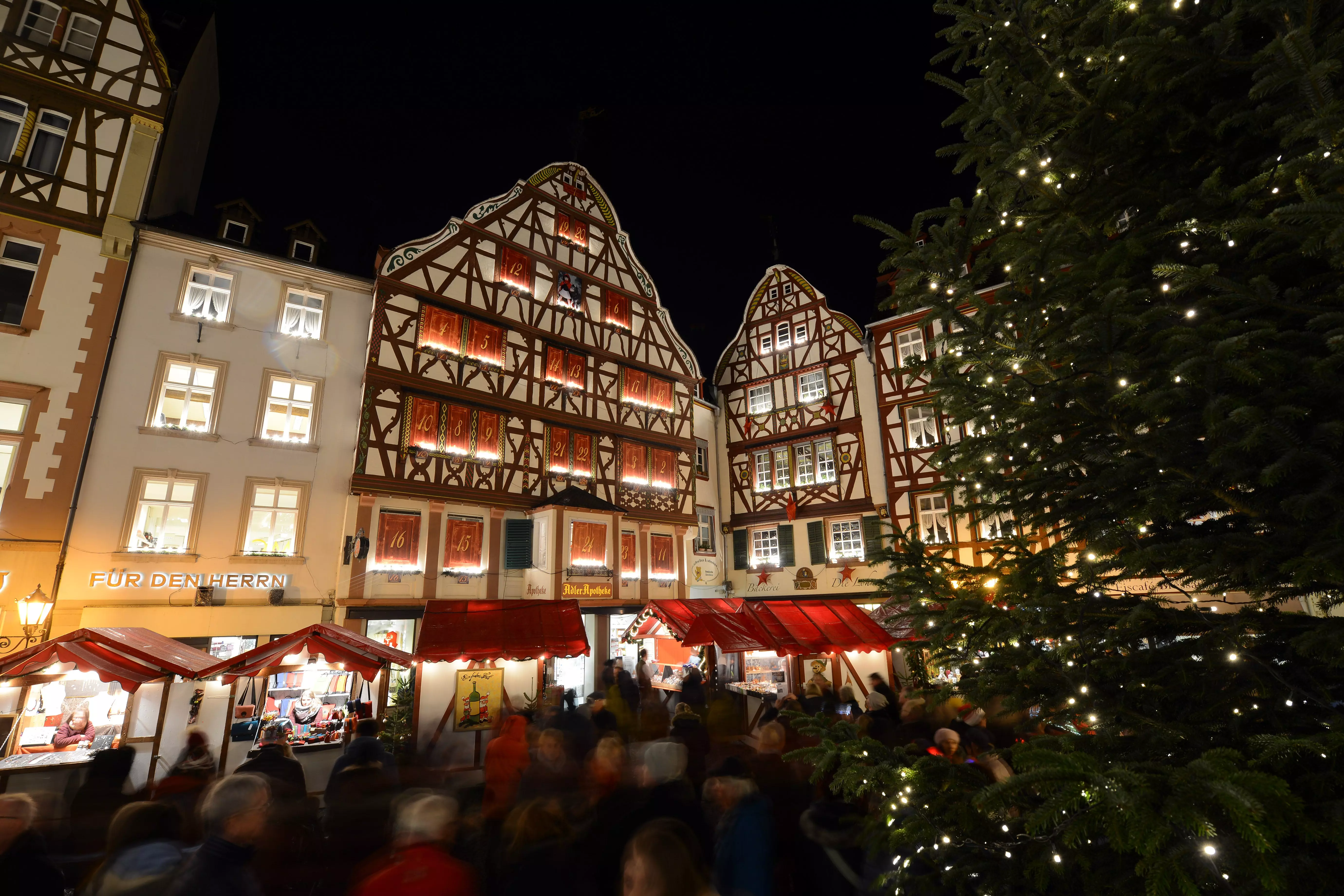 01 Oṣù Kejìlá 2018, Rhineland-Palatinate, Bernkastel-Kues: Ferese akọkọ ti kalẹnda Advent nla wa ni sisi. Lori ile-idaji timbered tuntun kan ti awọn window 24 yoo ṣii titi di Efa Keresimesi ati pe ero Keresimesi tuntun yoo jẹ ṣiṣi. Fọto: Harald Tittel/dpa (Fọto nipasẹ Harald Tittel/ajọṣepọ aworan nipasẹ Getty Images)