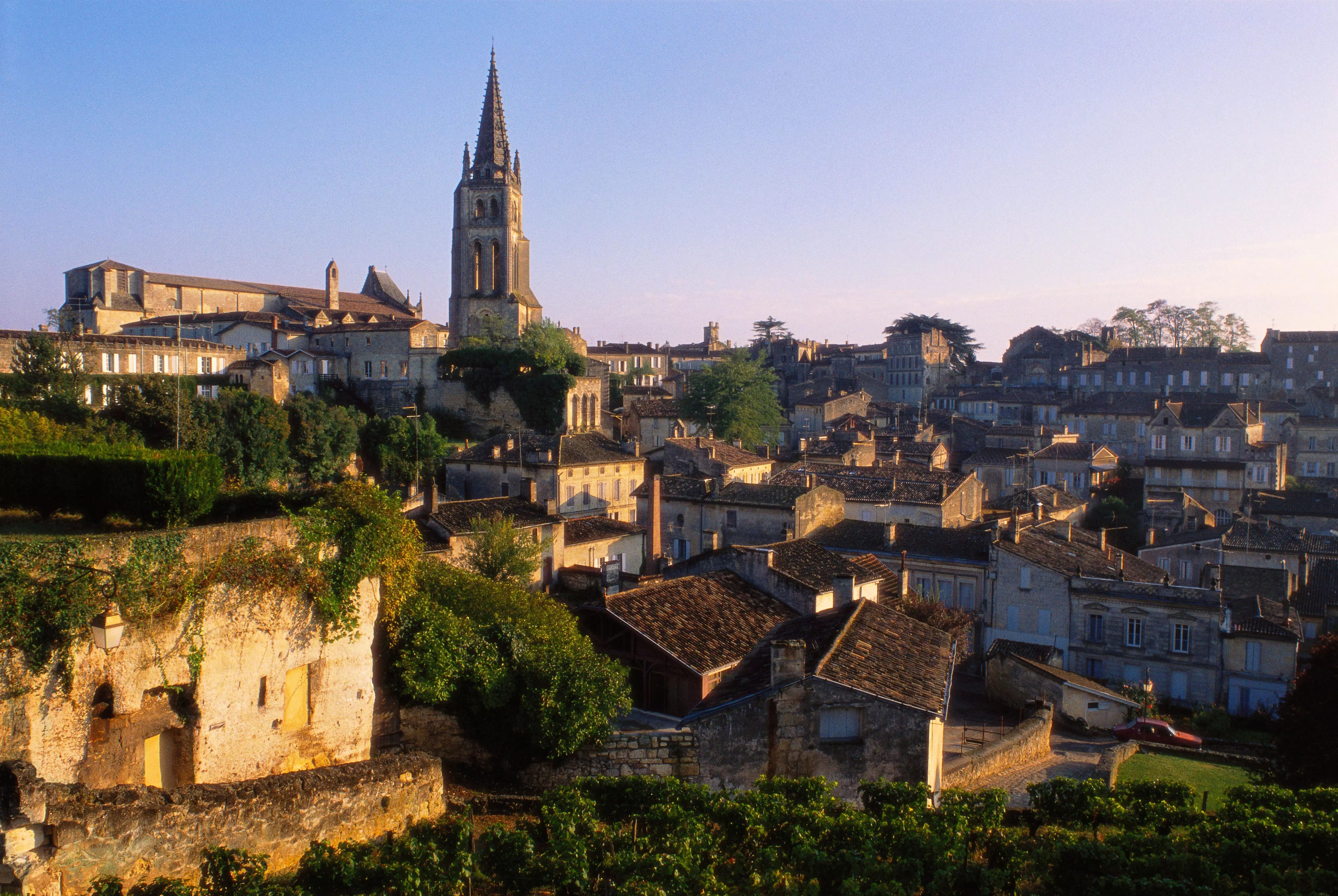 Посетете Saint Émilion, ако имате няколко допълнителни дни. Снимка чрез Getty Images.