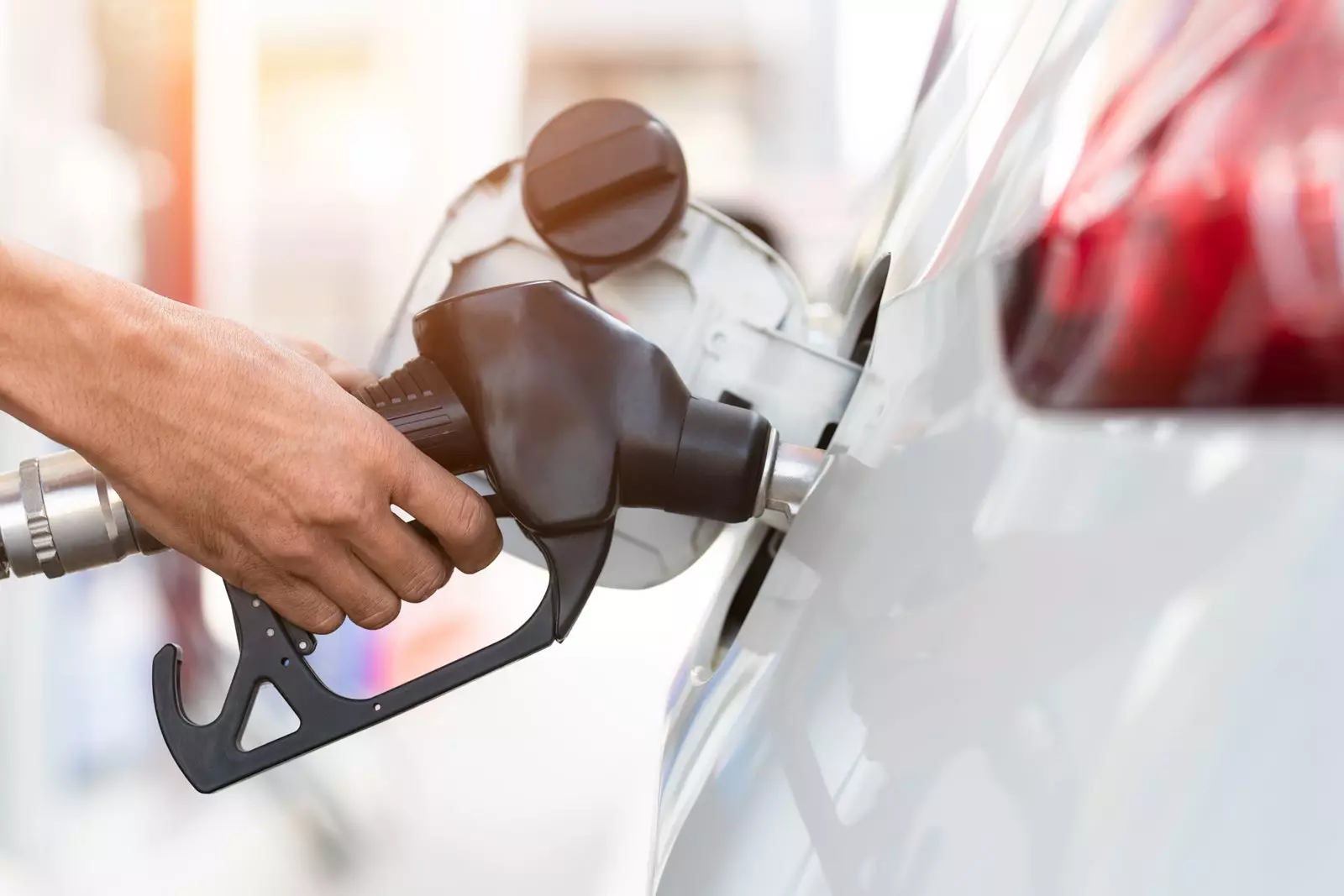 Recheo manual do coche con combustible, primeiro plano, equipo de bombeo de gas na gasolineira.