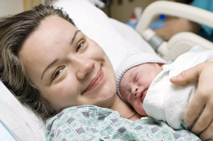 Geboorte in 'n hospitaal kan duur wees, maar die meeste gesondheidsorgverskaffers neem kredietkaarte. Beeld met vergunning van Shutterstock.