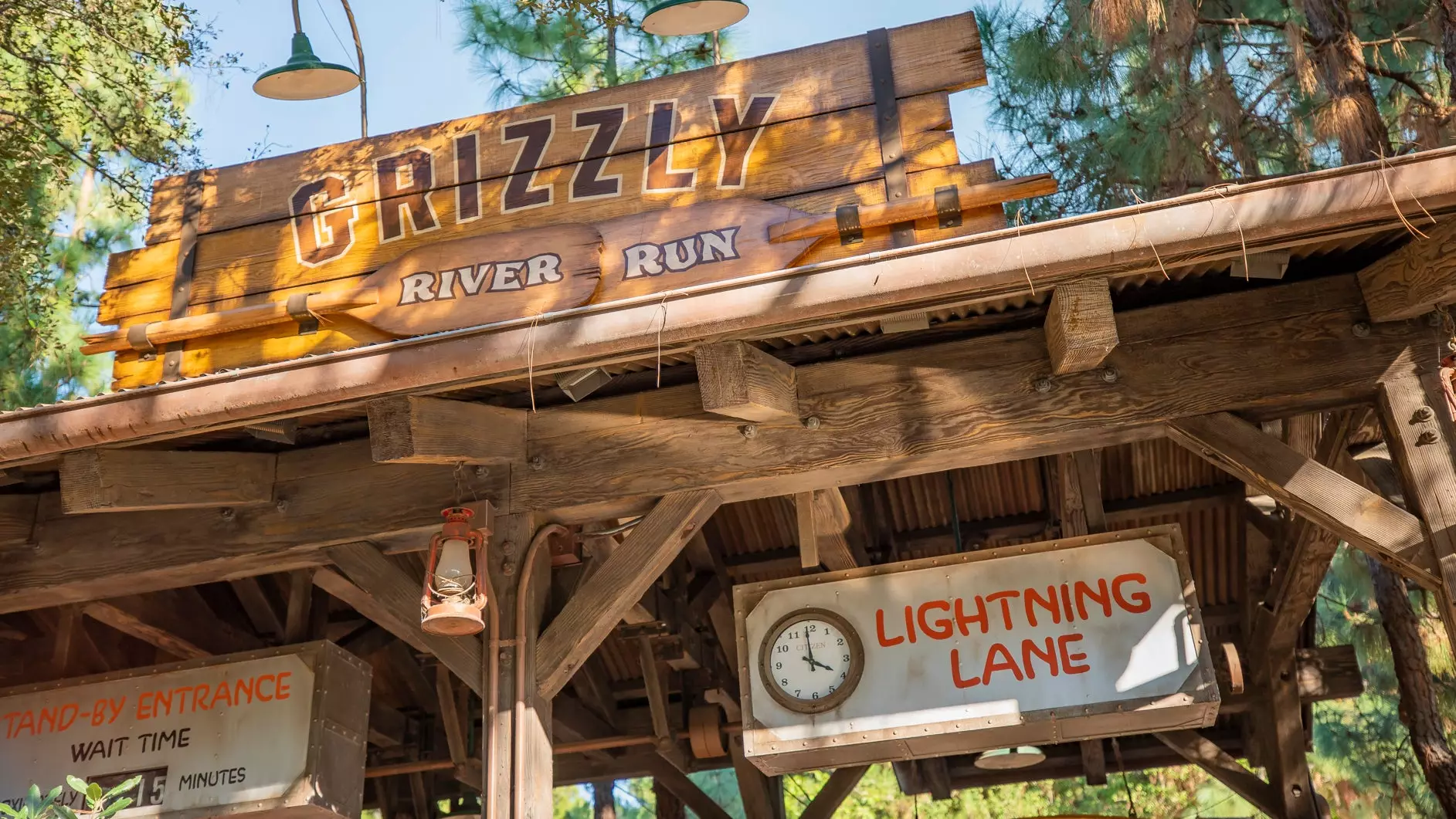 Disney Genie+ Lightning Lane bejárat Grizzly River Run a Disneylandben