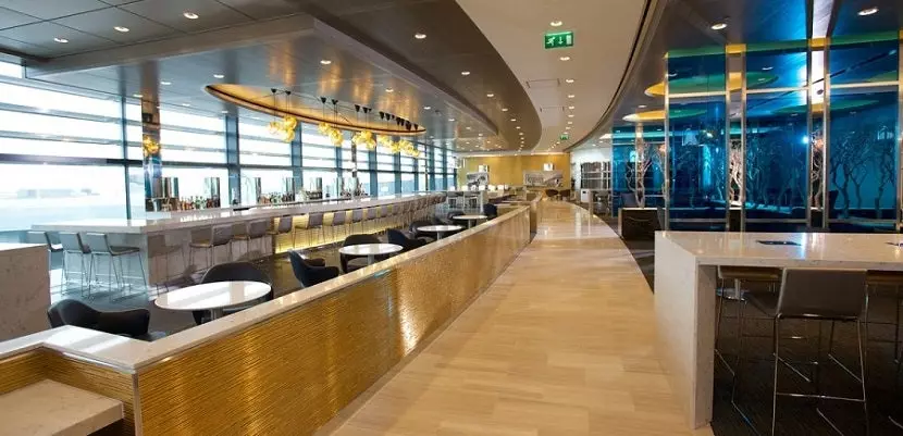 De United Club lounge yn Londen.