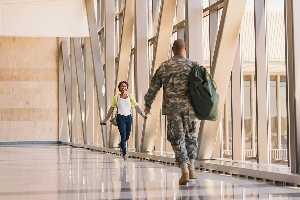 Soldat de retour saluant sa petite amie à l'aéroport. (Photo de Mark Edward Atkinson/Tracey Lee/Getty Images)