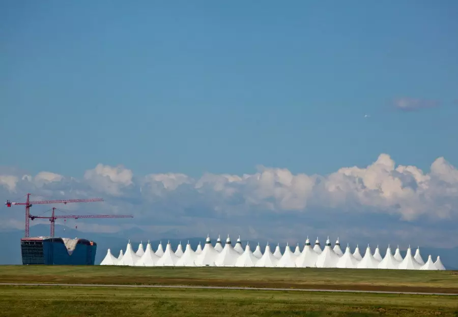 DIA tomining oq cho'qqilari. Surat Denver xalqaro aeroportidan olingan