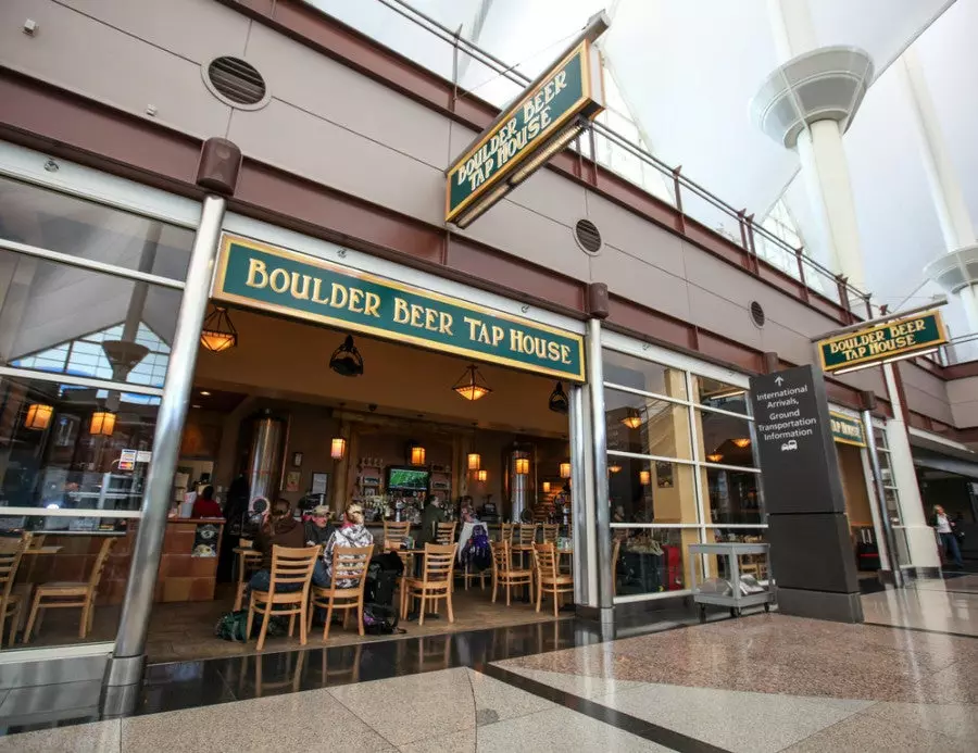 Por supuesto que hay cerveza, es Denver. Foto cortesía del Aeropuerto Internacional de Denver