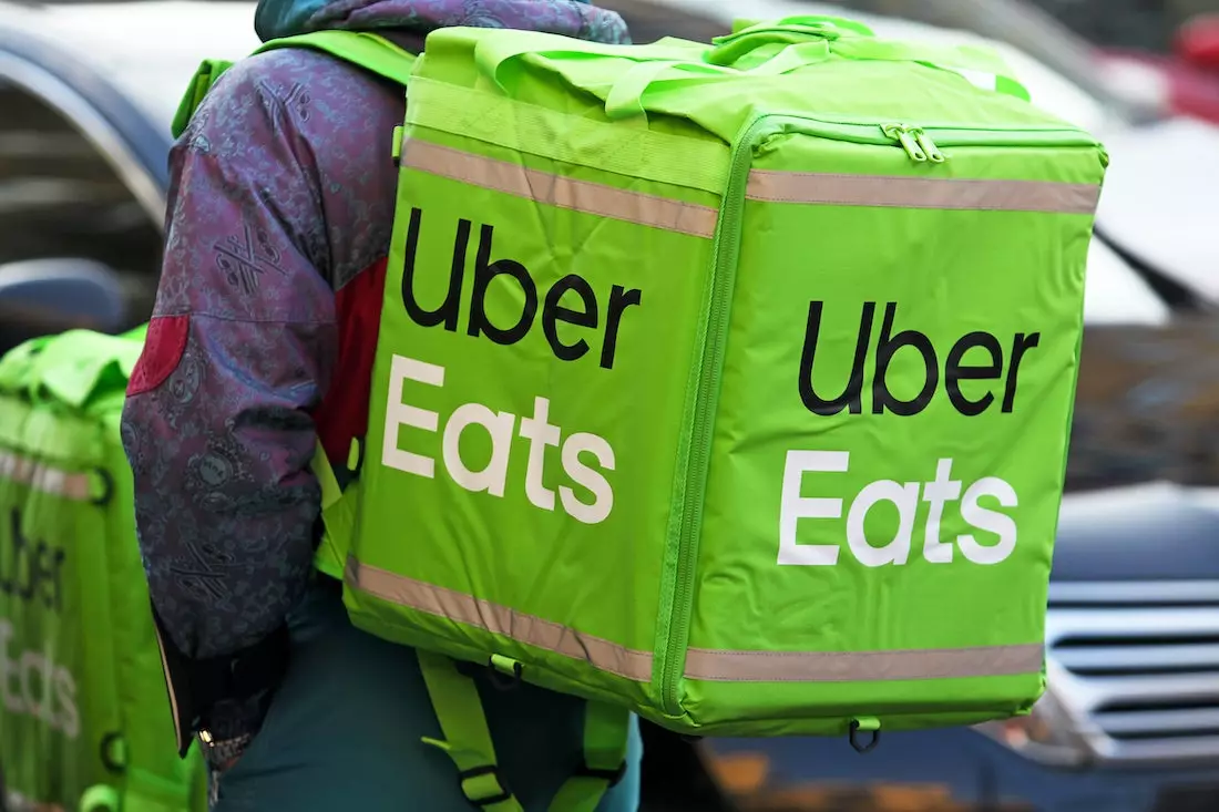 Yaşıl Uber Eats Sırt Çantası ilə Çatdırılma Velosipedçisi