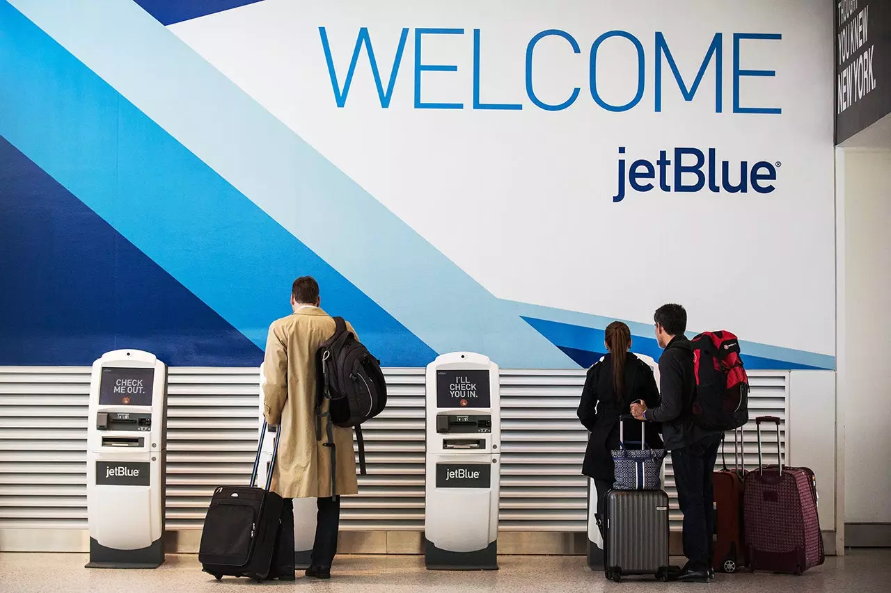 “Jetblue Plus” mugt barlanan sumkany hödürleýär. (Endrýu Burtonyň suraty / Getti suratlary)