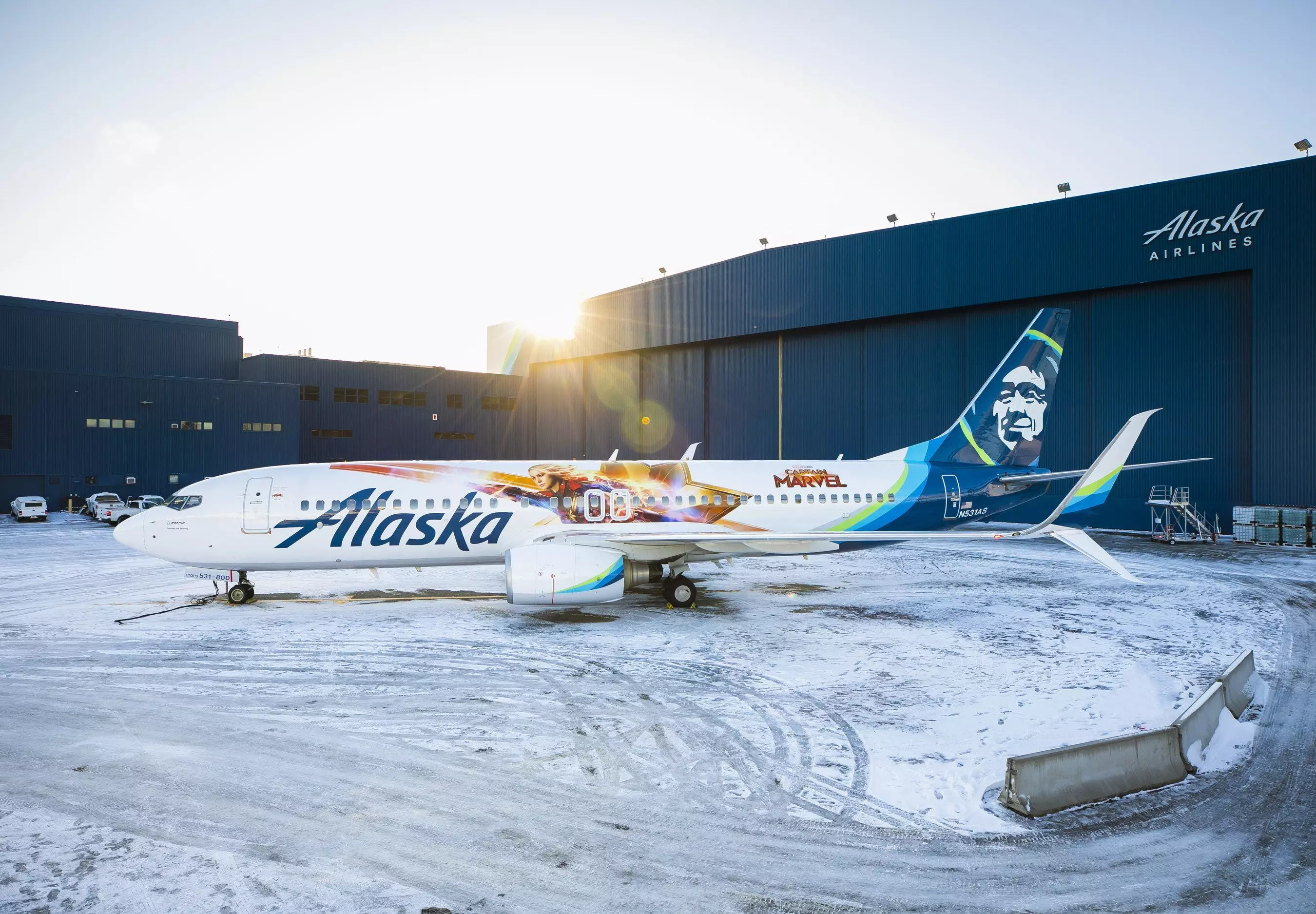 Alaska Airlines yn dadorchuddio awyren Capten Marvel rhifyn arbennig