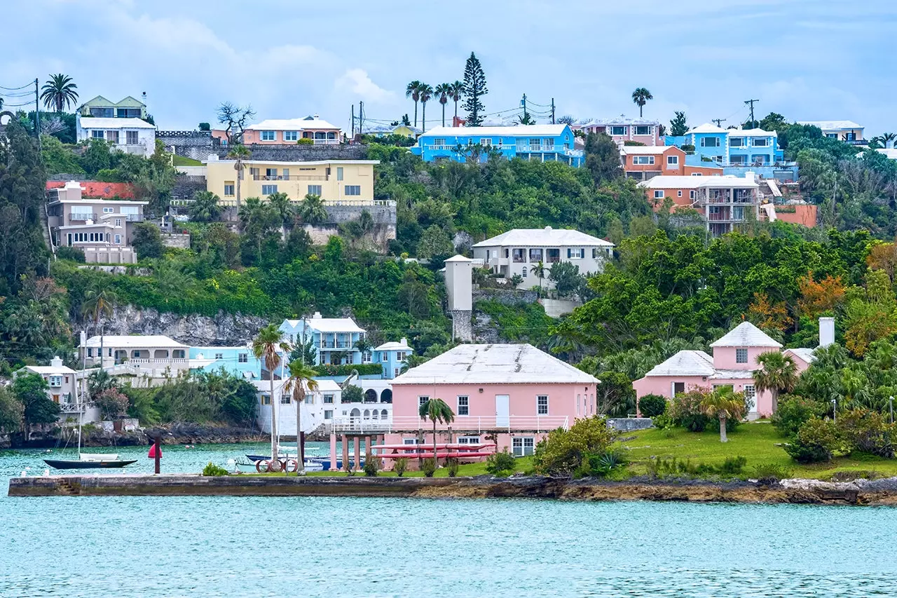 Rumah dan hotel berwarna-warni di lereng bukit ini di Hamilton, Bermuda. (Foto oleh andykazie / Getty Images)