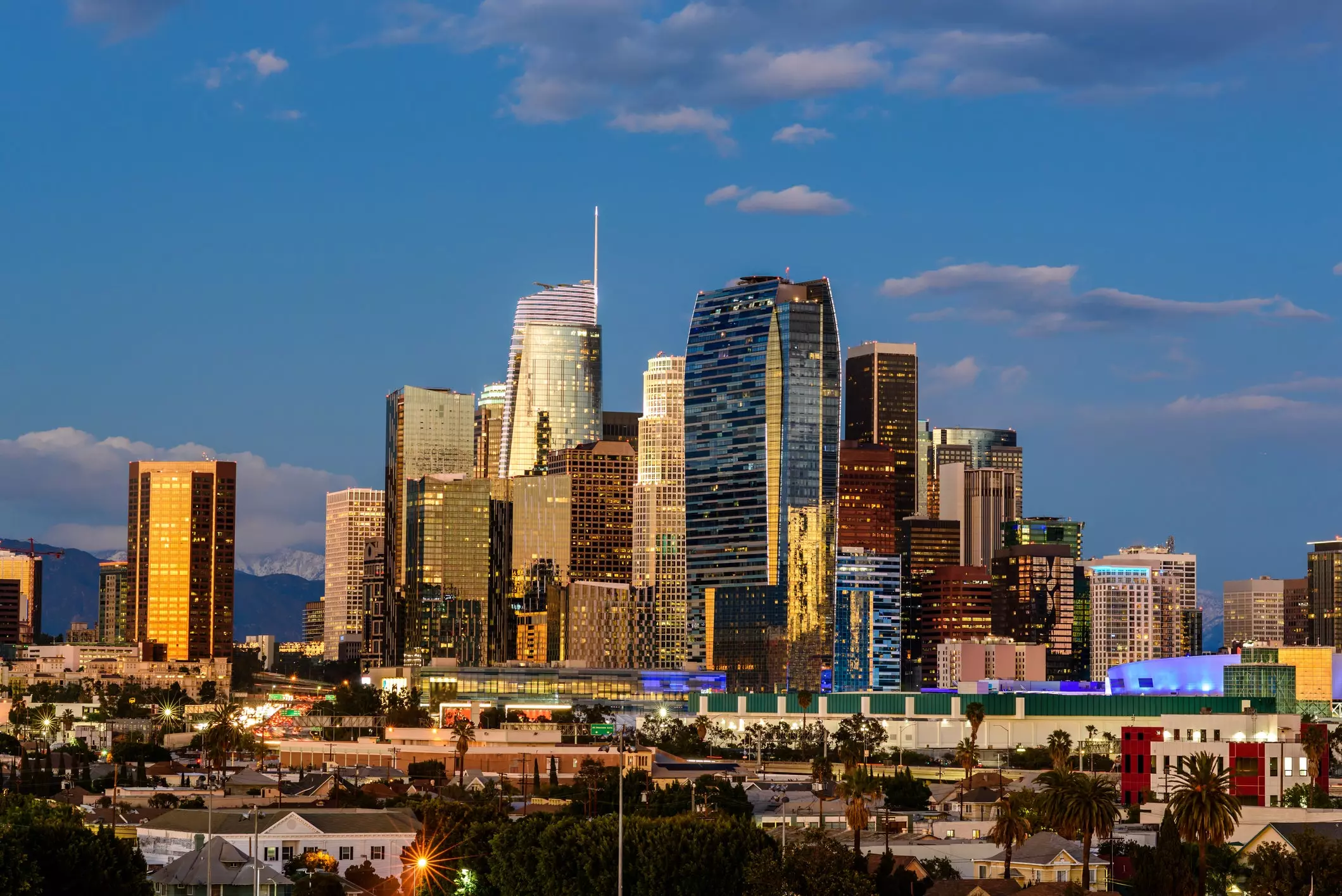 Orizontul din centrul orașului Los Angeles la apus (Fotografie de choness/iStock)