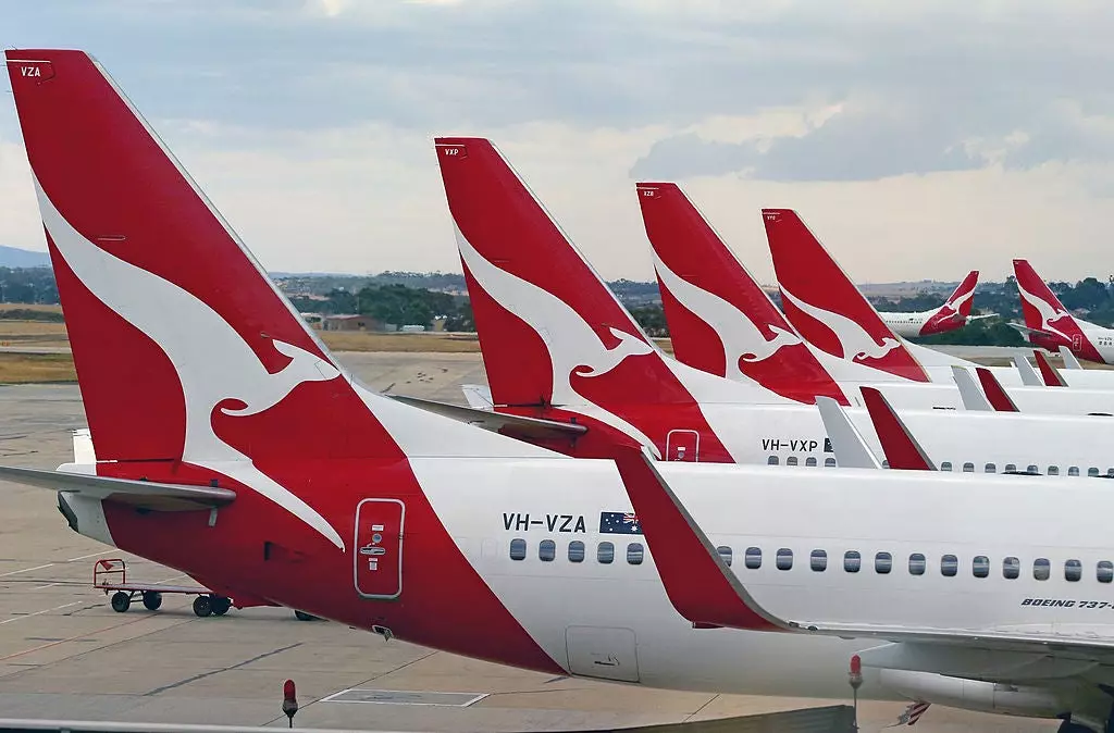 MELBOURNE, AUSTRALIA - 25 FEBRUARI: Pesawat Qantas ngenteni ing Bandara Melbourne Tullamarine tanggal 25 Februari 2014 ing Melbourne, Australia. Ing dina Kamis Qantas bakal ngumumake asil setengah taun, laporan media nuduhake bagean saka woro-woro kasebut bakal kalebu akeh potongan kerja lan adol terminal Melbourne. (Foto dening Scott Barbour/Getty Images)