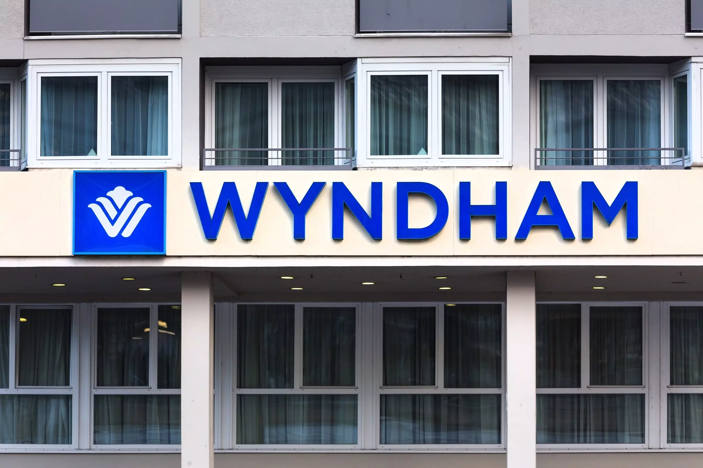 Wyndham sign sa isang hotel sa Cologne Germany