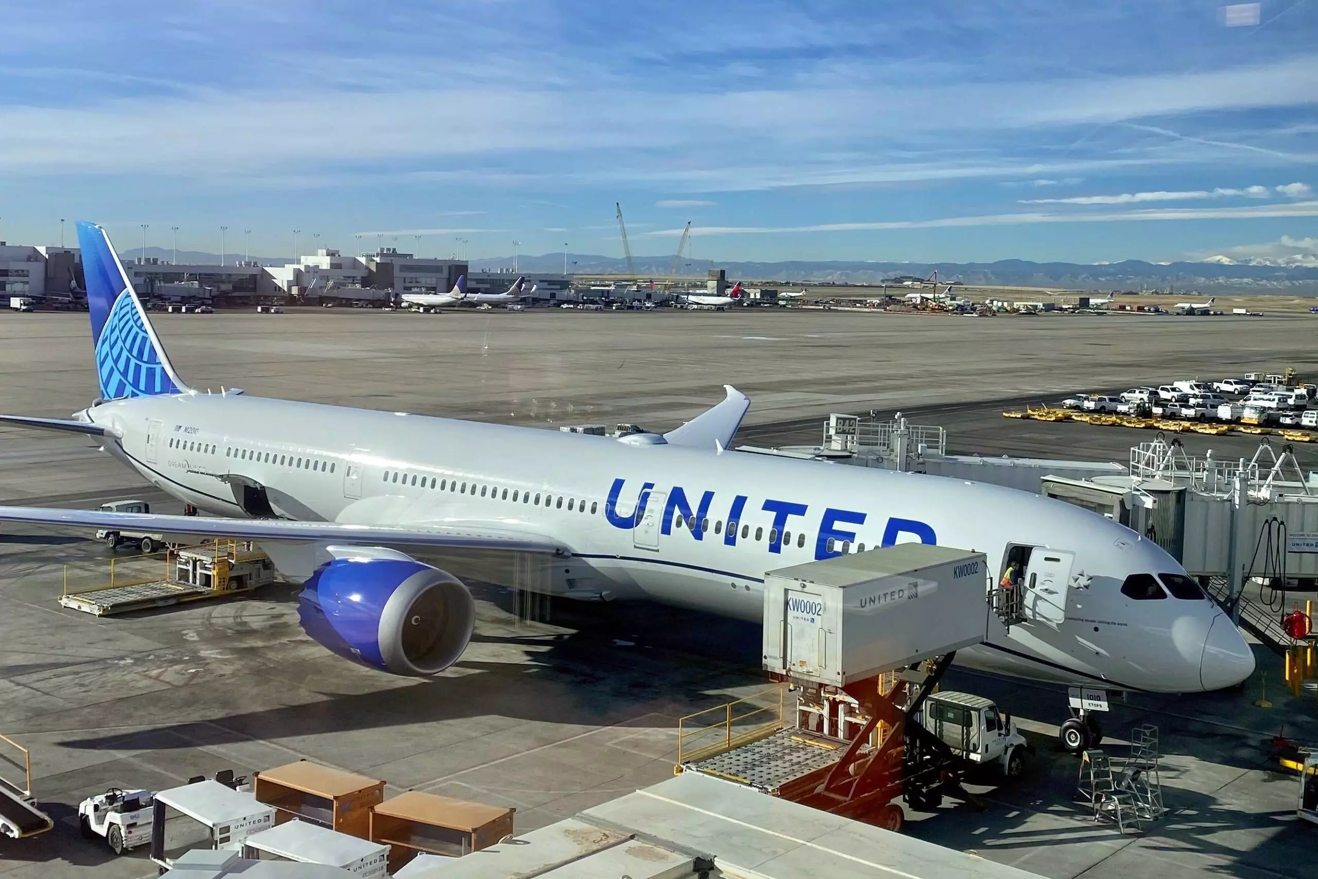 Livery anyar United ing Boeing 787 ing bandara Denver. (Gambar dening Zach Honig/TPG)