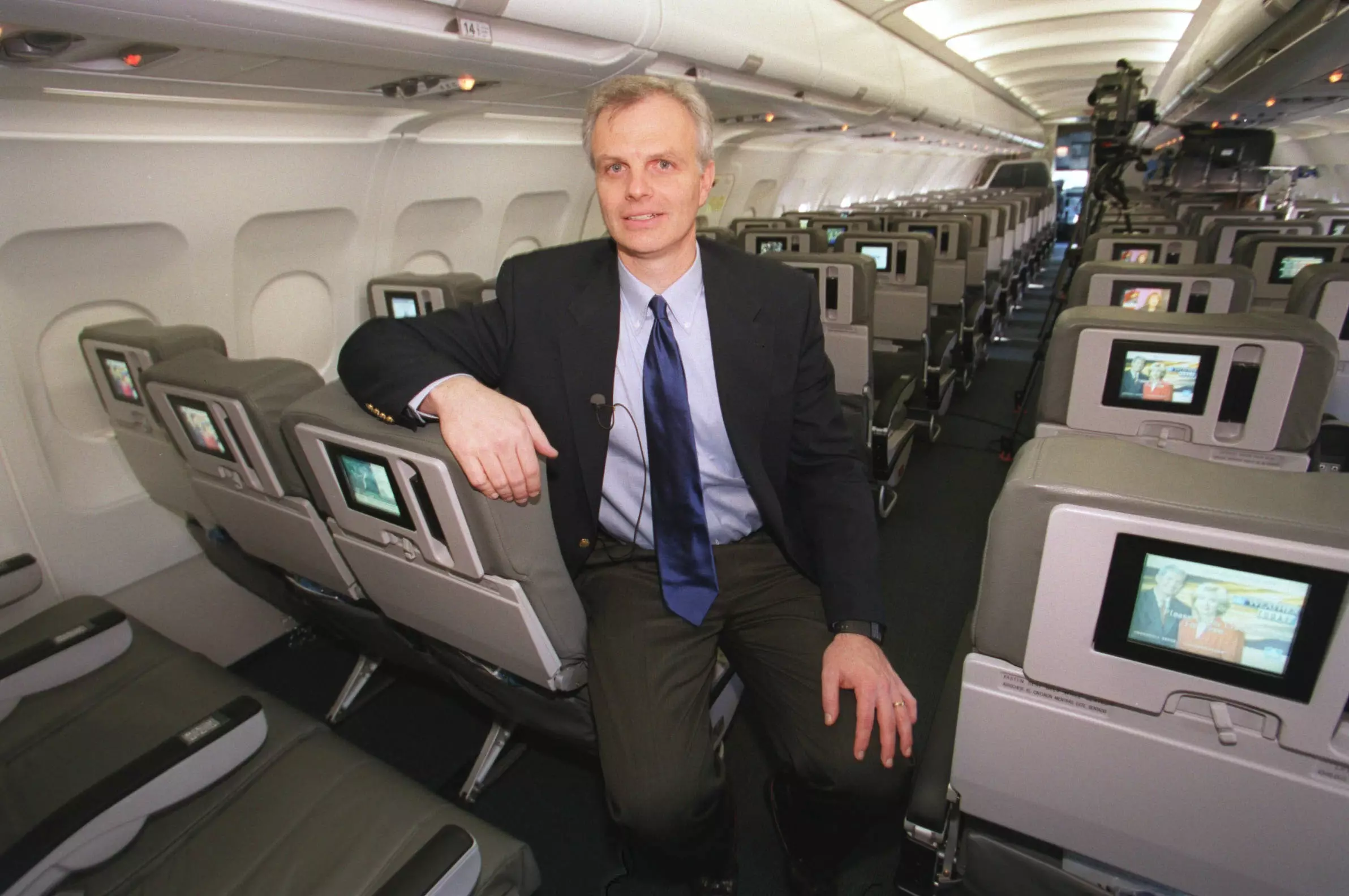 David Neeleman in aerárthach a bhaineann lena aerlínte, tá teilifís 24-chainéil ag gach suíochán. (Grianghraf le Rick Maiman/Sygma trí Getty Images)