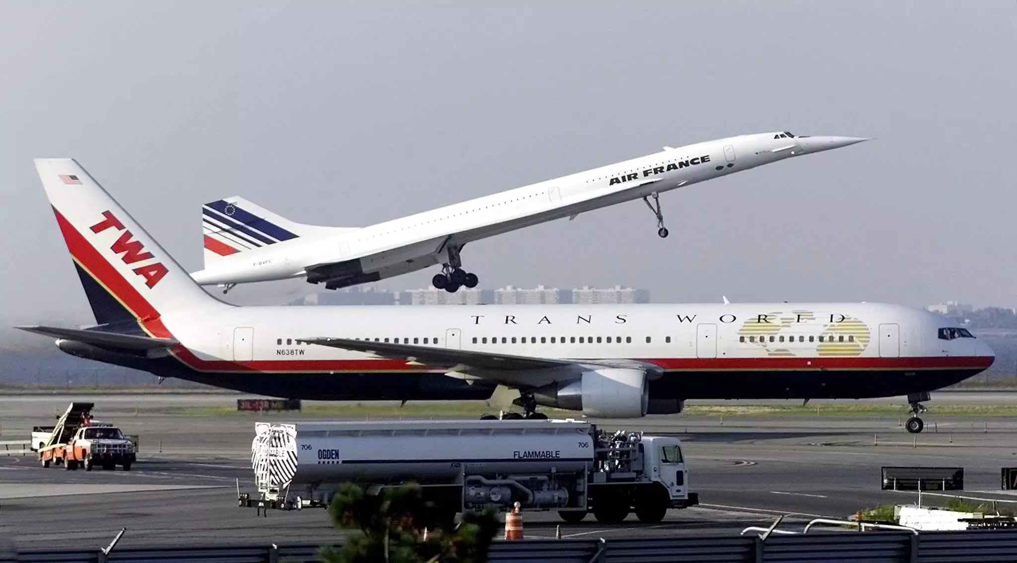 “Air France Concorde” guýruk belgisi F-BVFC, Nýu-Yorkork şäheriniň Jon F. Kennedi howa menzilinden 2000-nji ýylyň 21-nji sentýabryna çenli 0800 EDT (1200 UTC) uçýar. Iýul aýynda Goll howa menzili. AFP FOTO / Matt CAMPBELL (Fotosurat MATT CAMPBELL / AFP)