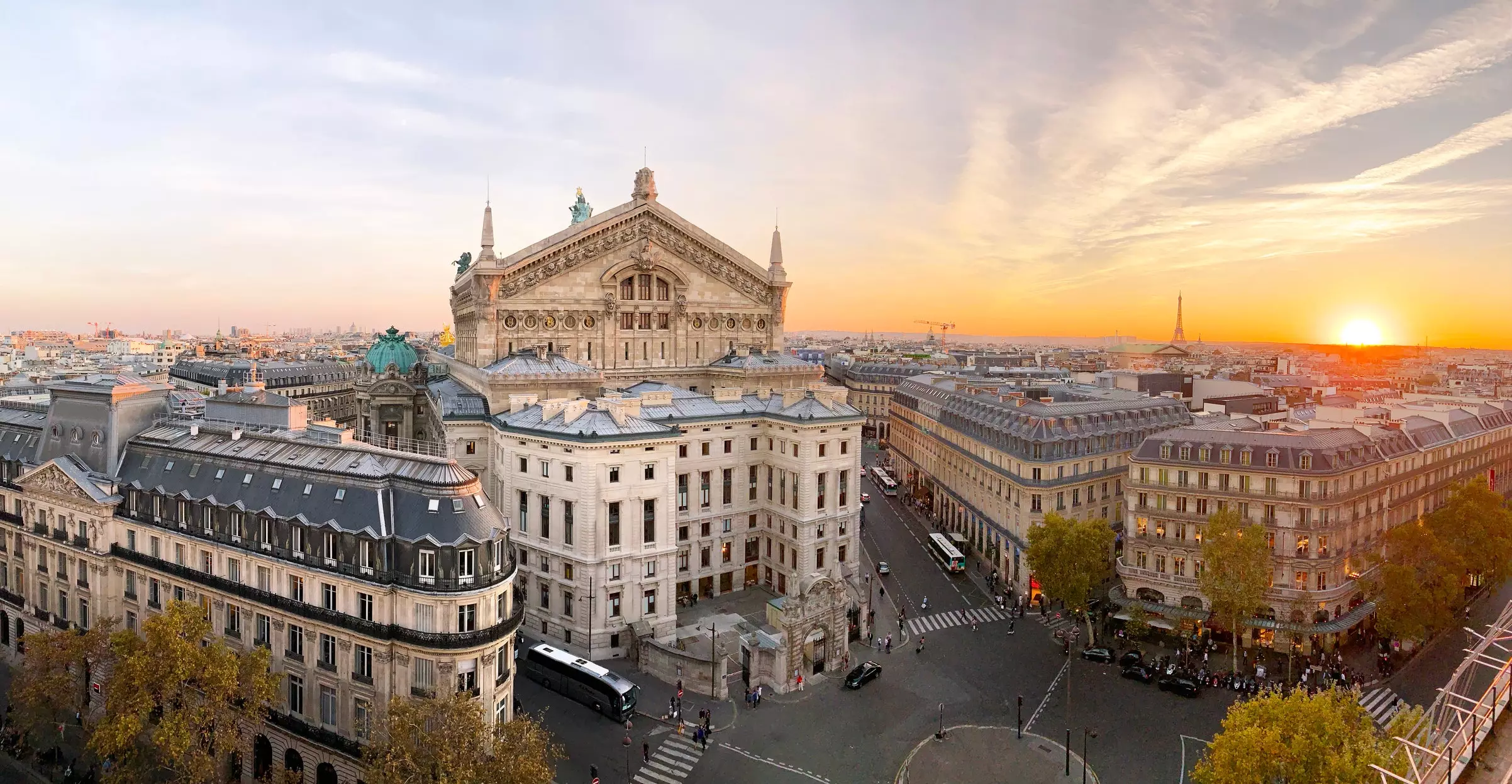 Fijery panoramika ny lanitra Paris amin'ny filentehan'ny masoandro. (Sarin'i Alexander Spatari/Getty Images.)