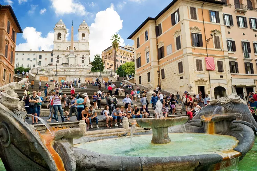 Pangadto sa Spanish Steps — nga panagsa ra walay sulod. Litrato sa maayong kabubut-on sa Shutterstock.