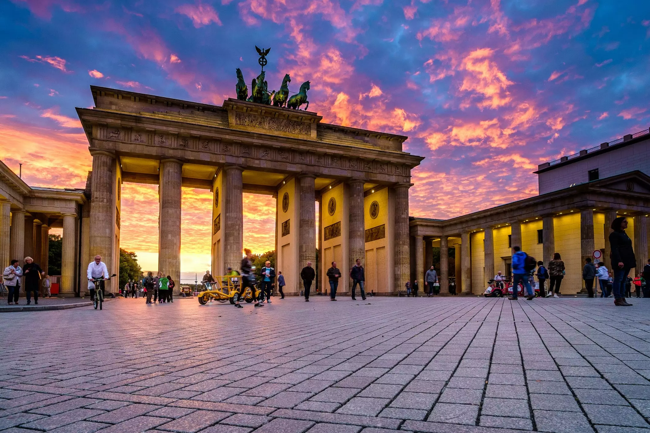 Brandenburg Gate (Picha na ninajaribu tu kuelezea hisia zangu na kukupeleka ulimwenguni kote/Picha za Getty)