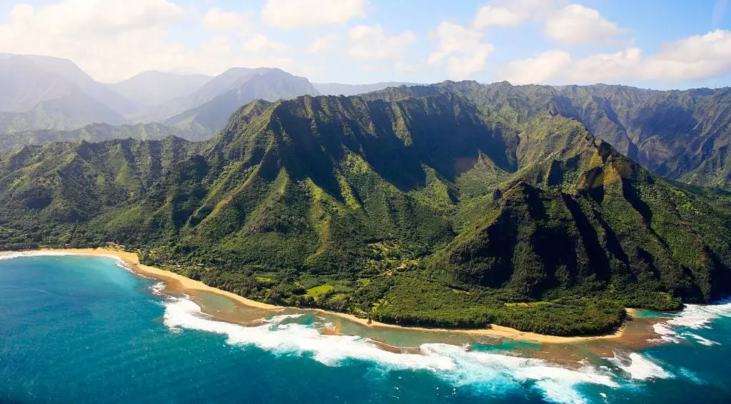 Reba kuri Na Pali Coast nkuko bigaragara muri kajugujugu ku kirwa cya Kauai muri Hawaii. (Ifoto ya Paul Mounce / Corbis ukoresheje amashusho ya Getty)