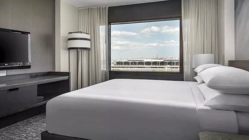 Ụfọdụ ọnụ ụlọ Newark Marriott na-enye echiche nke ọdụ ụgbọ elu. Foto sitere n'ikike ụlọ oriri na ọṅụṅụ.