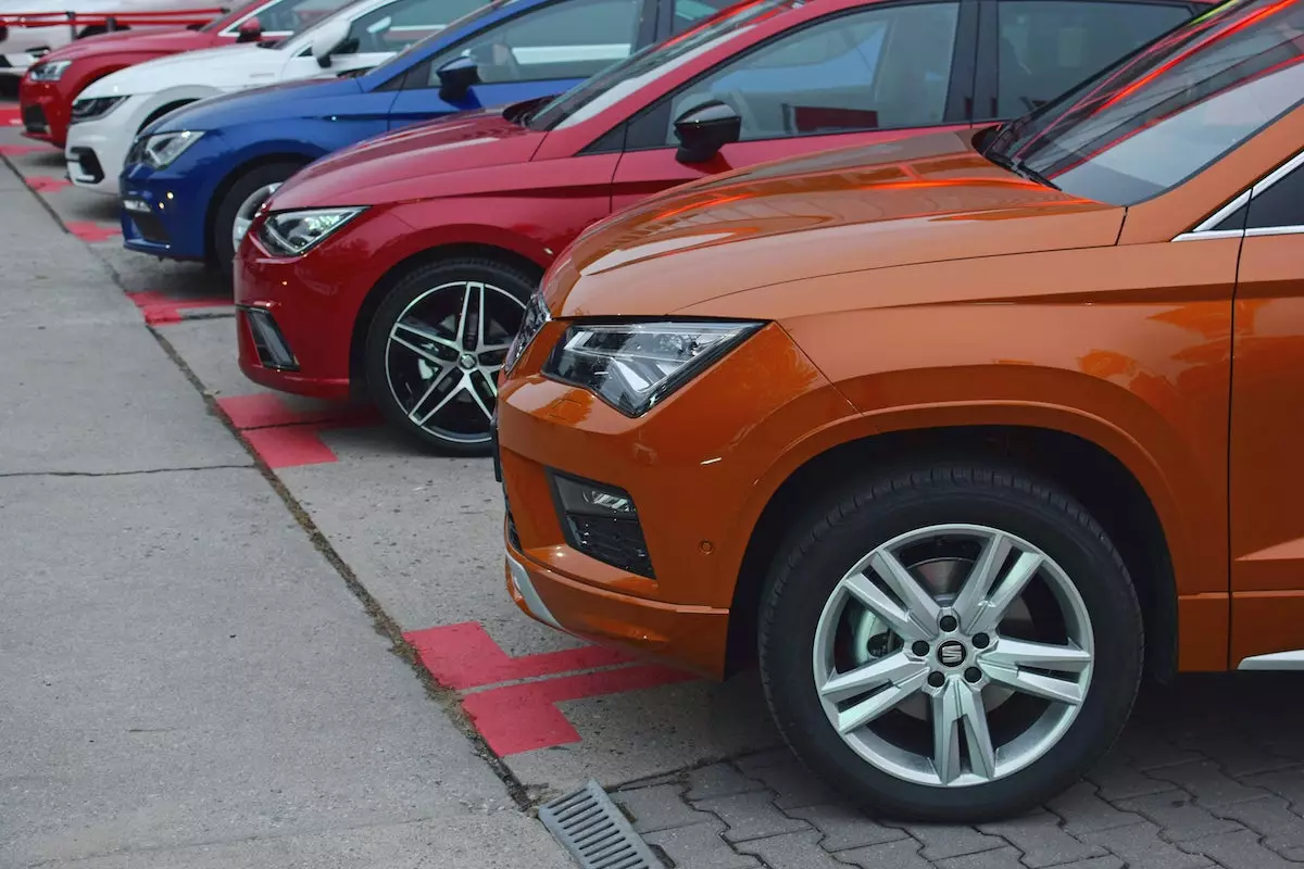 File de voitures dans un parc de voitures de location