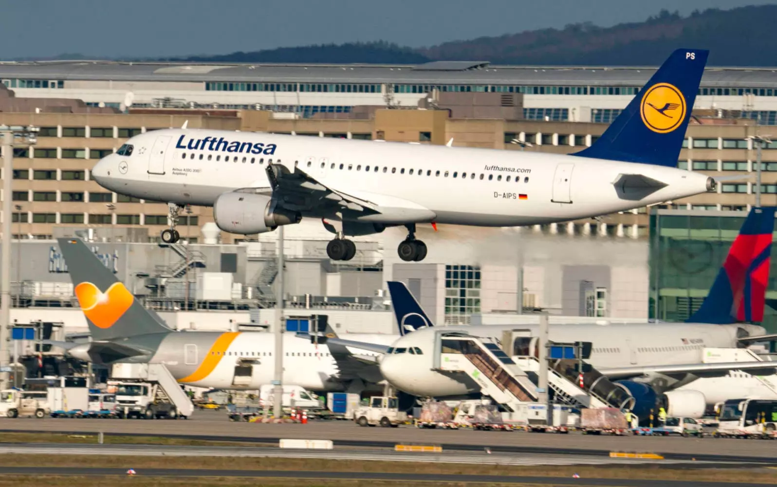 2020-nji ýylyň 11-nji fewraly, Hessen, Frankfurt / Esasy: Lufthansa uçary irden Frankfurt howa menzilinde gonýar. Germaniýanyň iň uly howa menzilinde uçuş amallary tupandan soň adatça başlandy