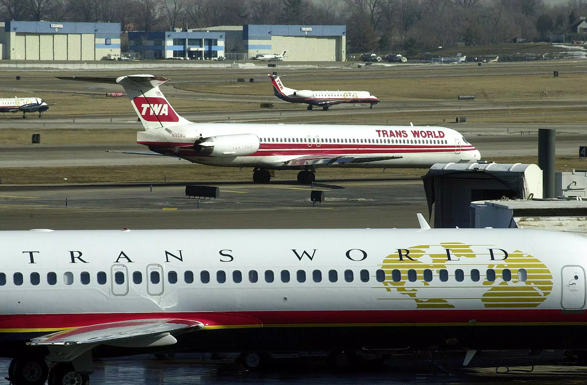 “Trans World Airlines” uçarlary Sent-Luis-Lambert halkara howa menzilinde görünýär. (Suratly Bill Greenblatt / Aragatnaşyk)